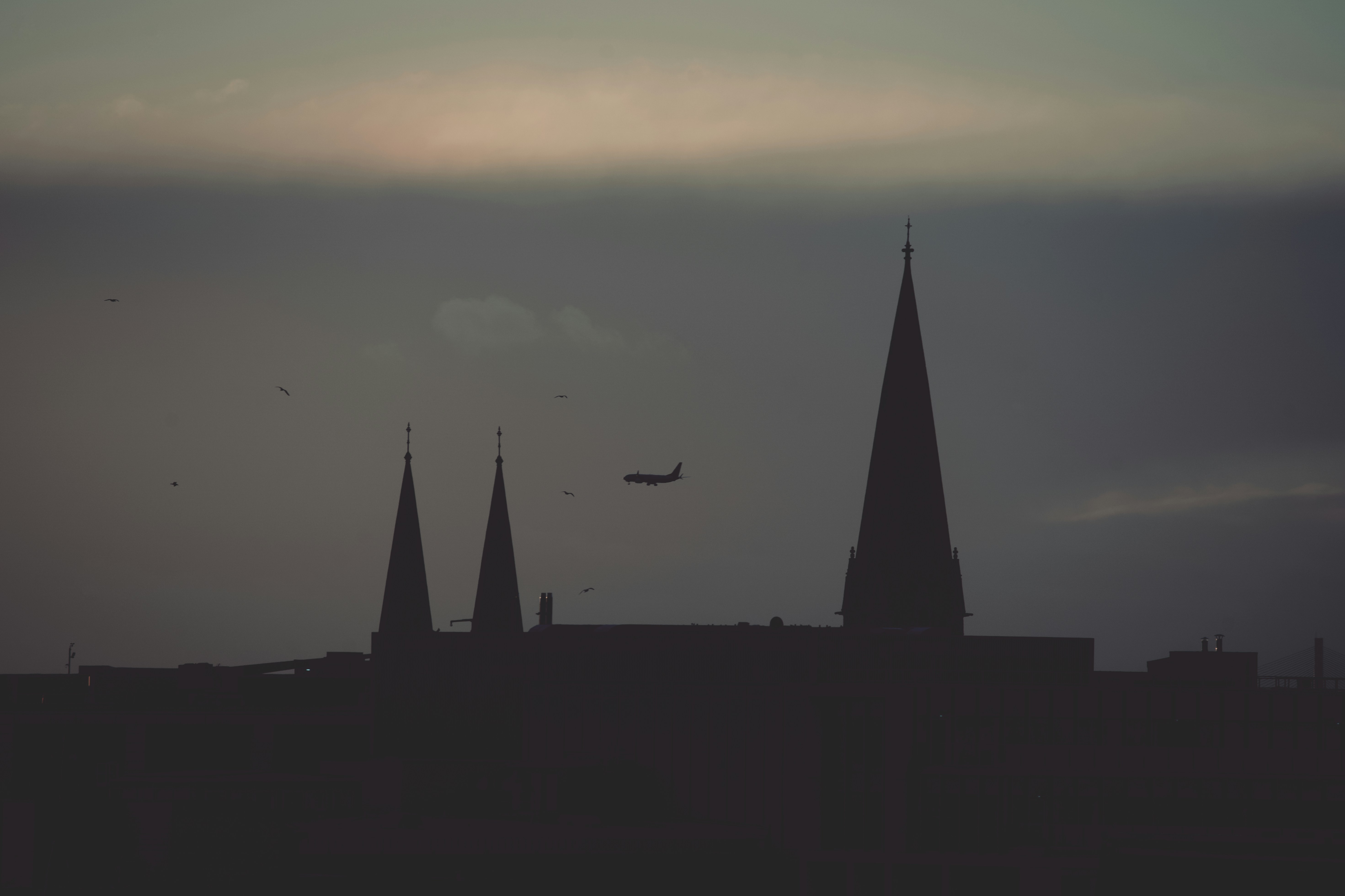 Dusk Skyline: Silhouetted Spires Against a Pale Horizon