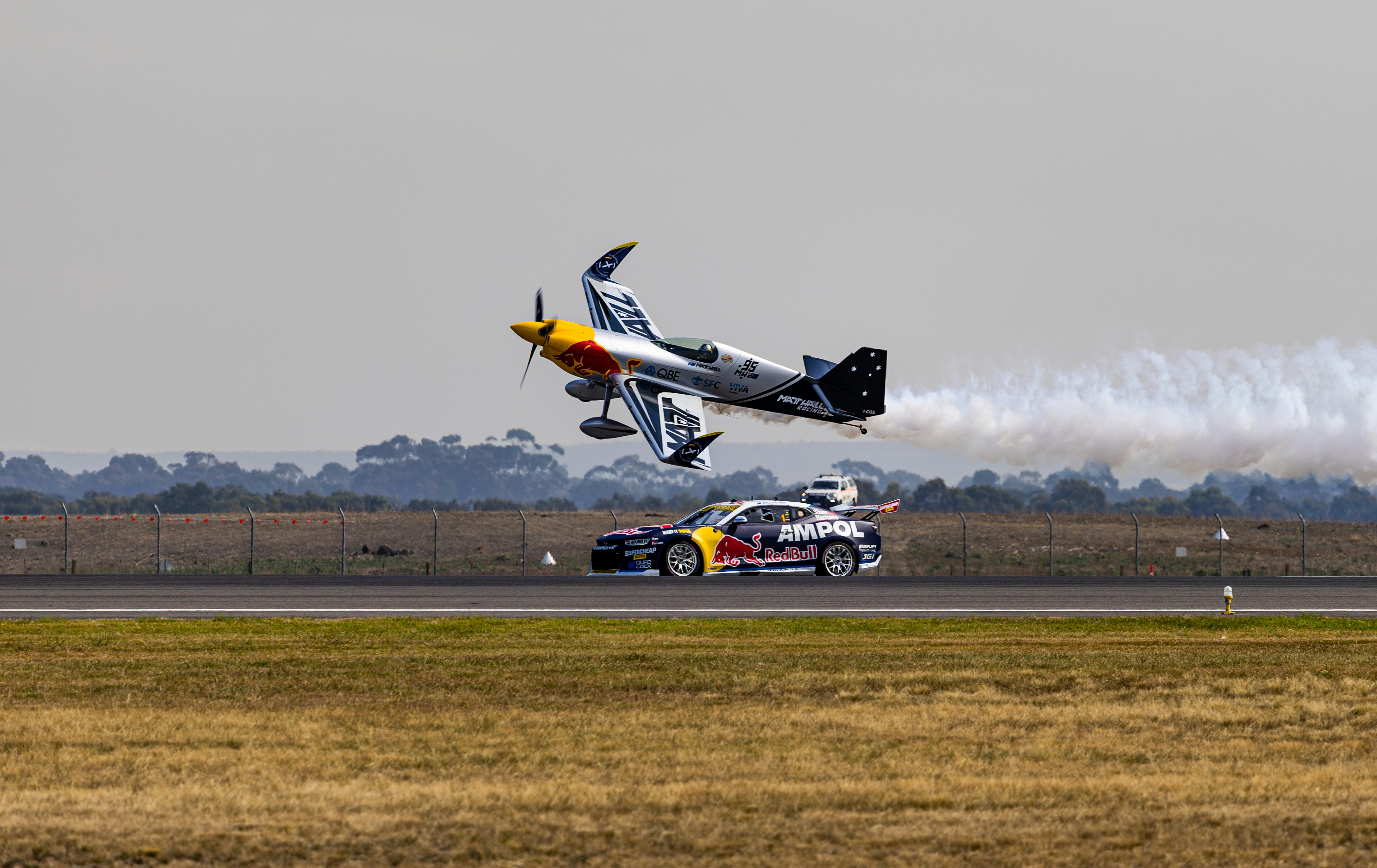Smoke and Sky: A Pylon Stunt Above the Runway