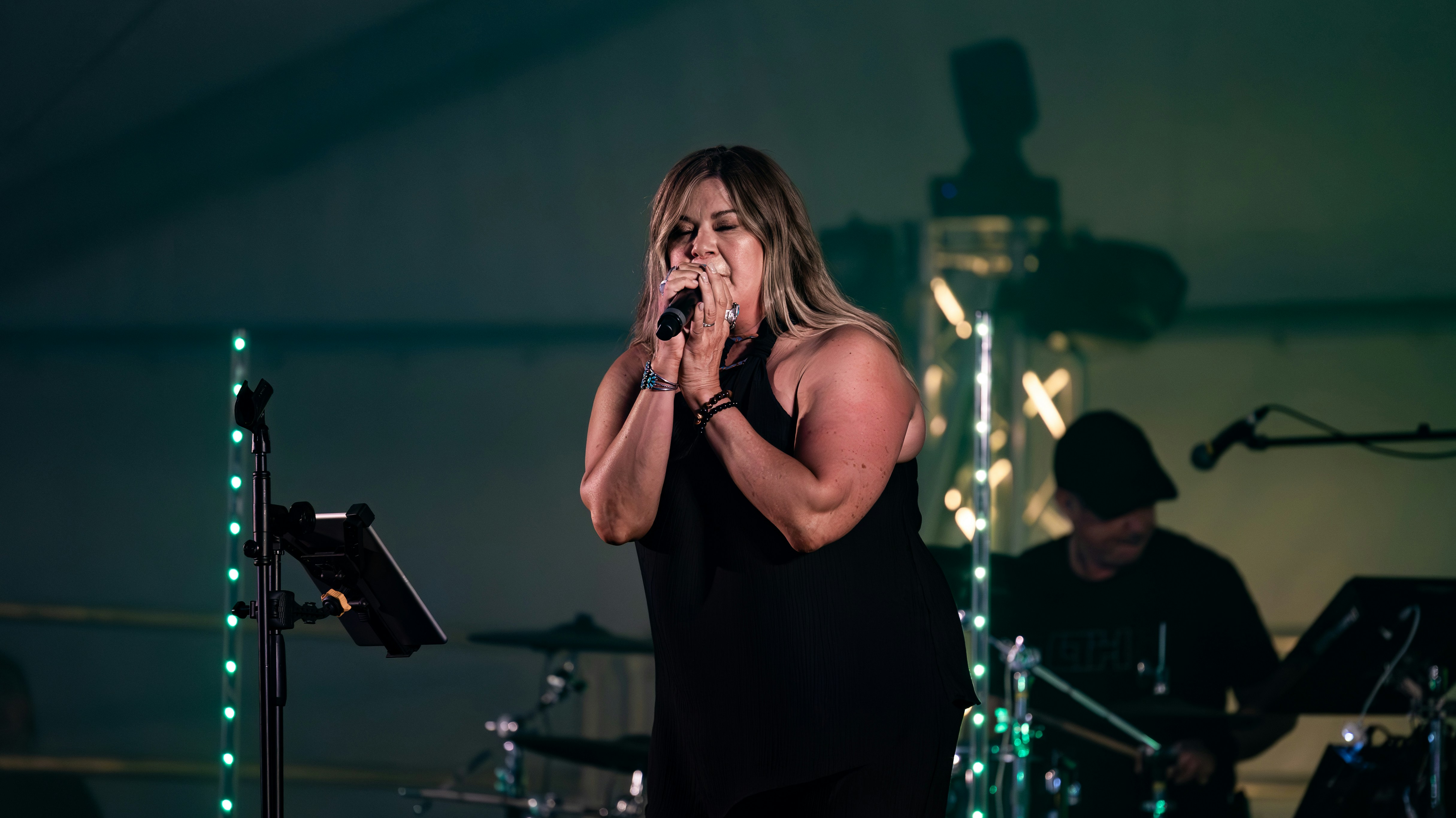 Midnight Pulse onstage: The Vocalist in Focus