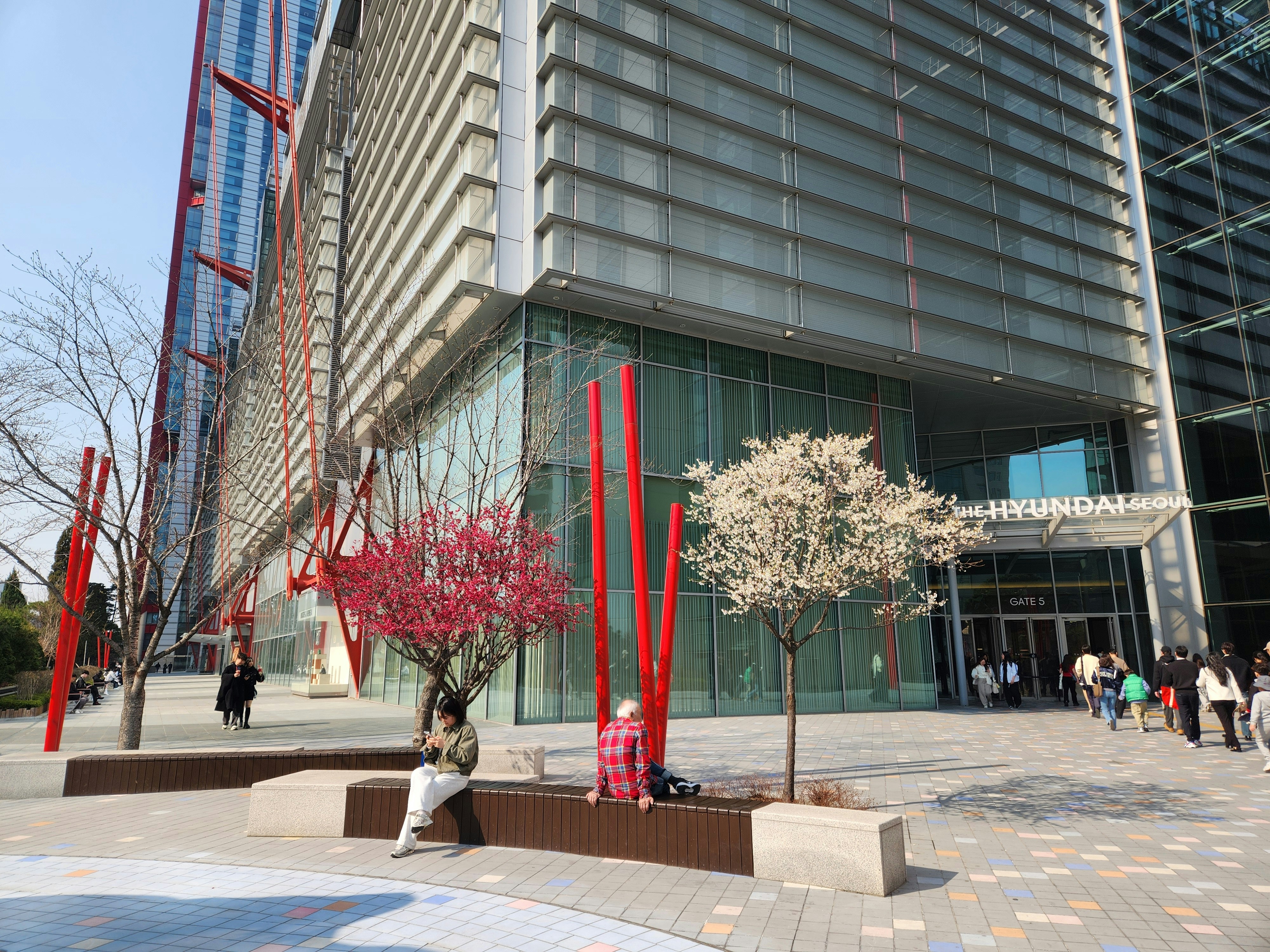 Urban Courtyard by the Glass Facade