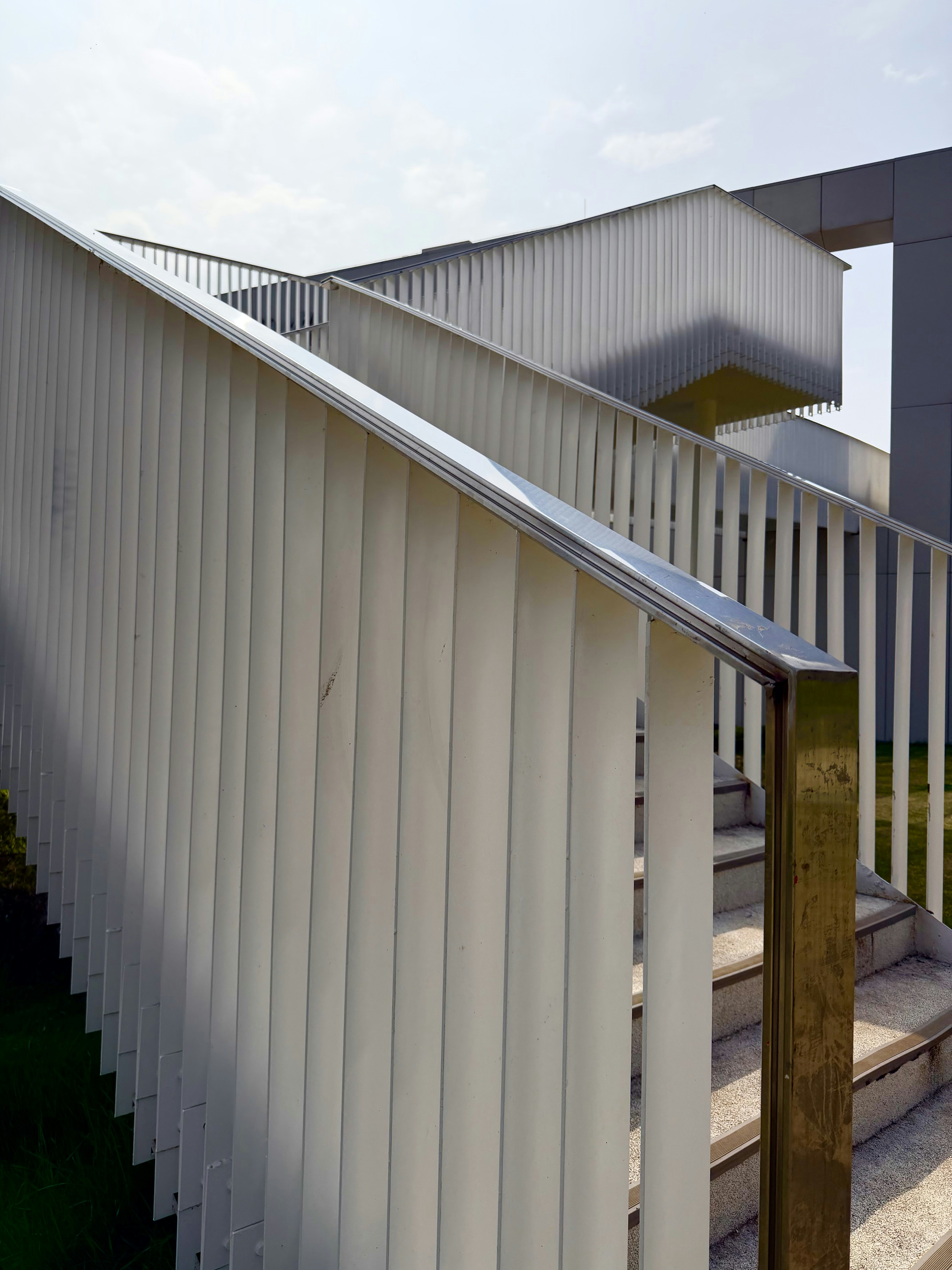 Stairwell Geometry: Rails and Ridges in Repetition