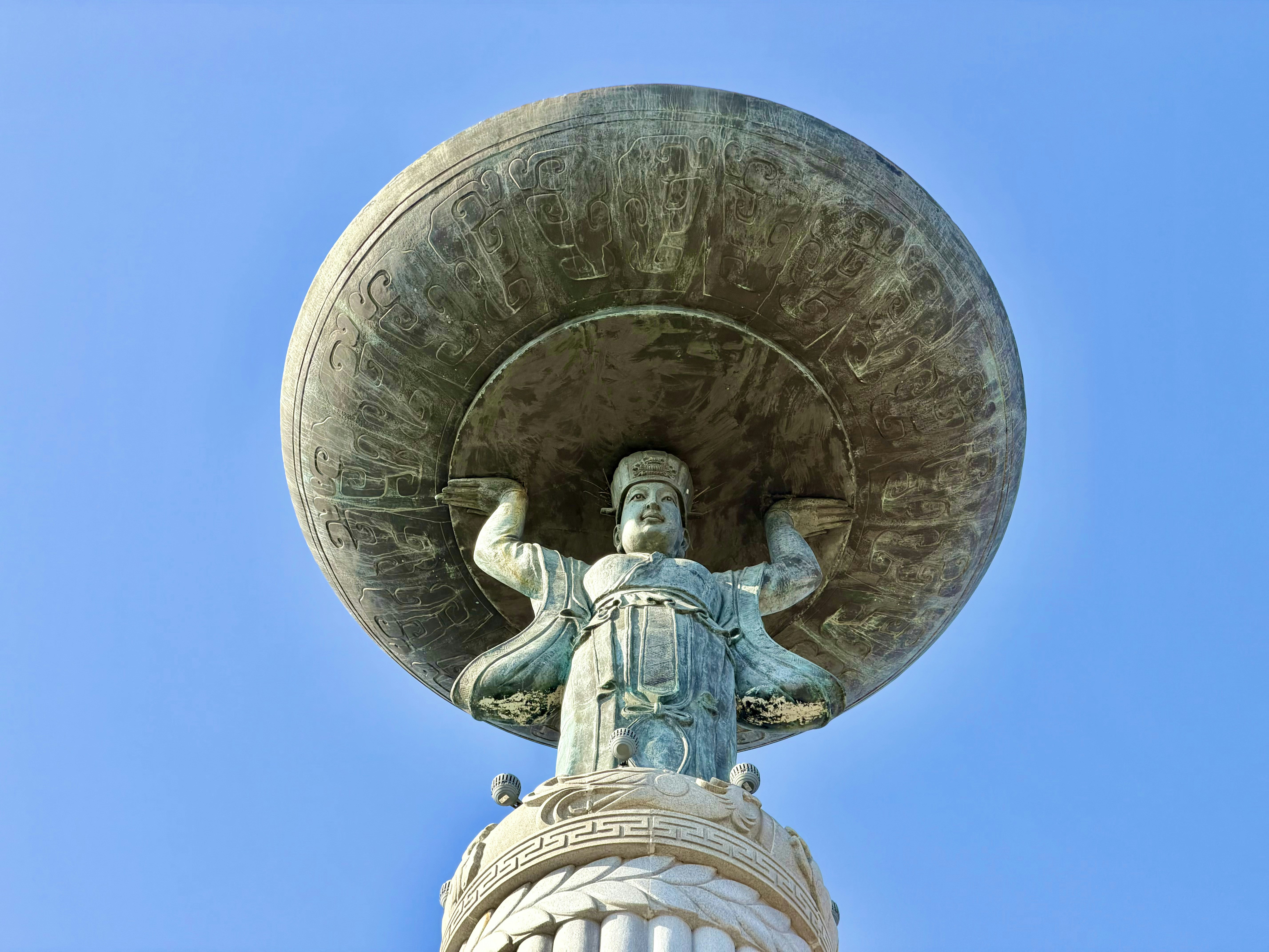 Under the Gilded Canopy: A Statue Keeper of the Sky