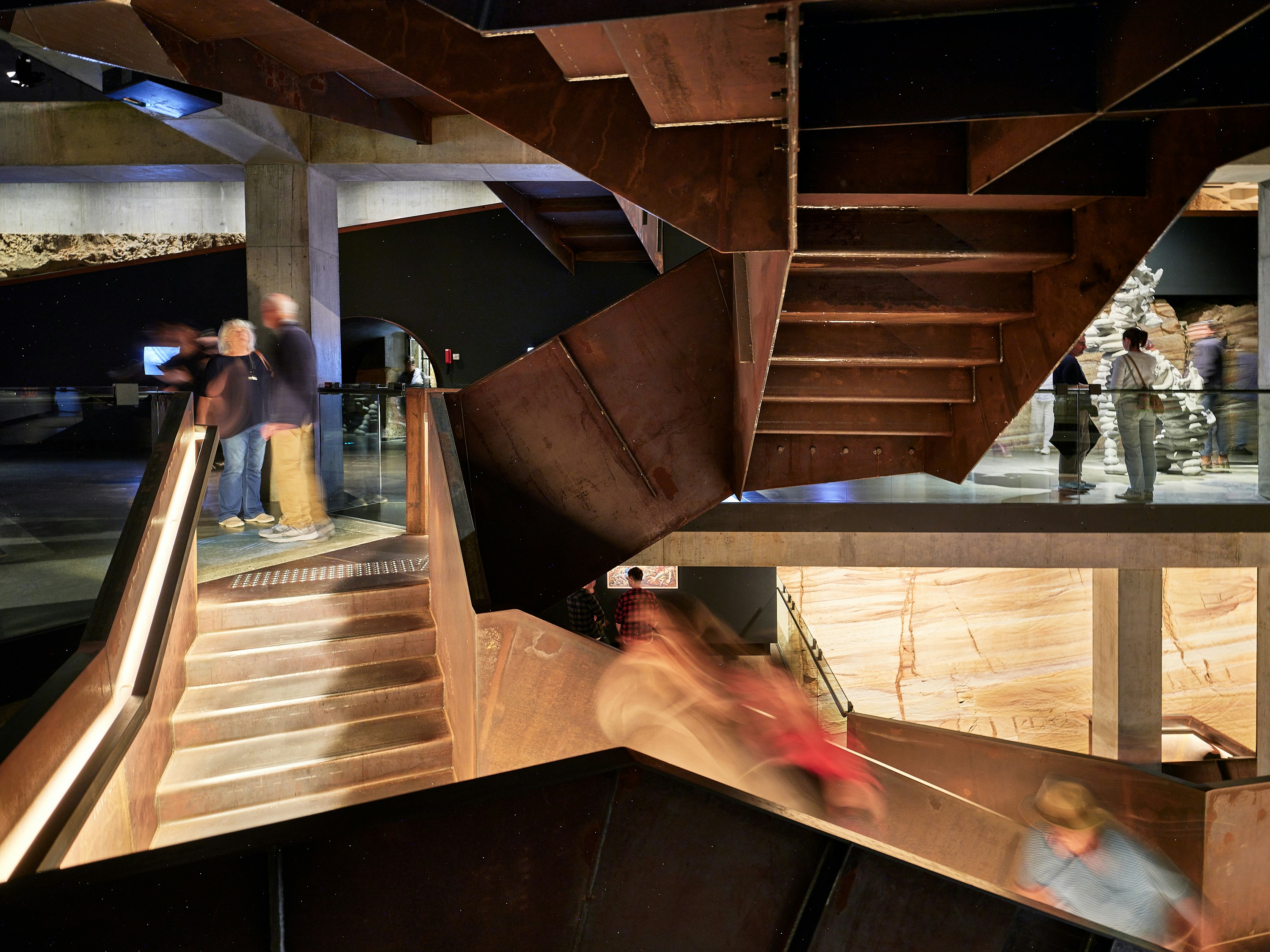 Interplay of Steel and Motion in a Public Atrium