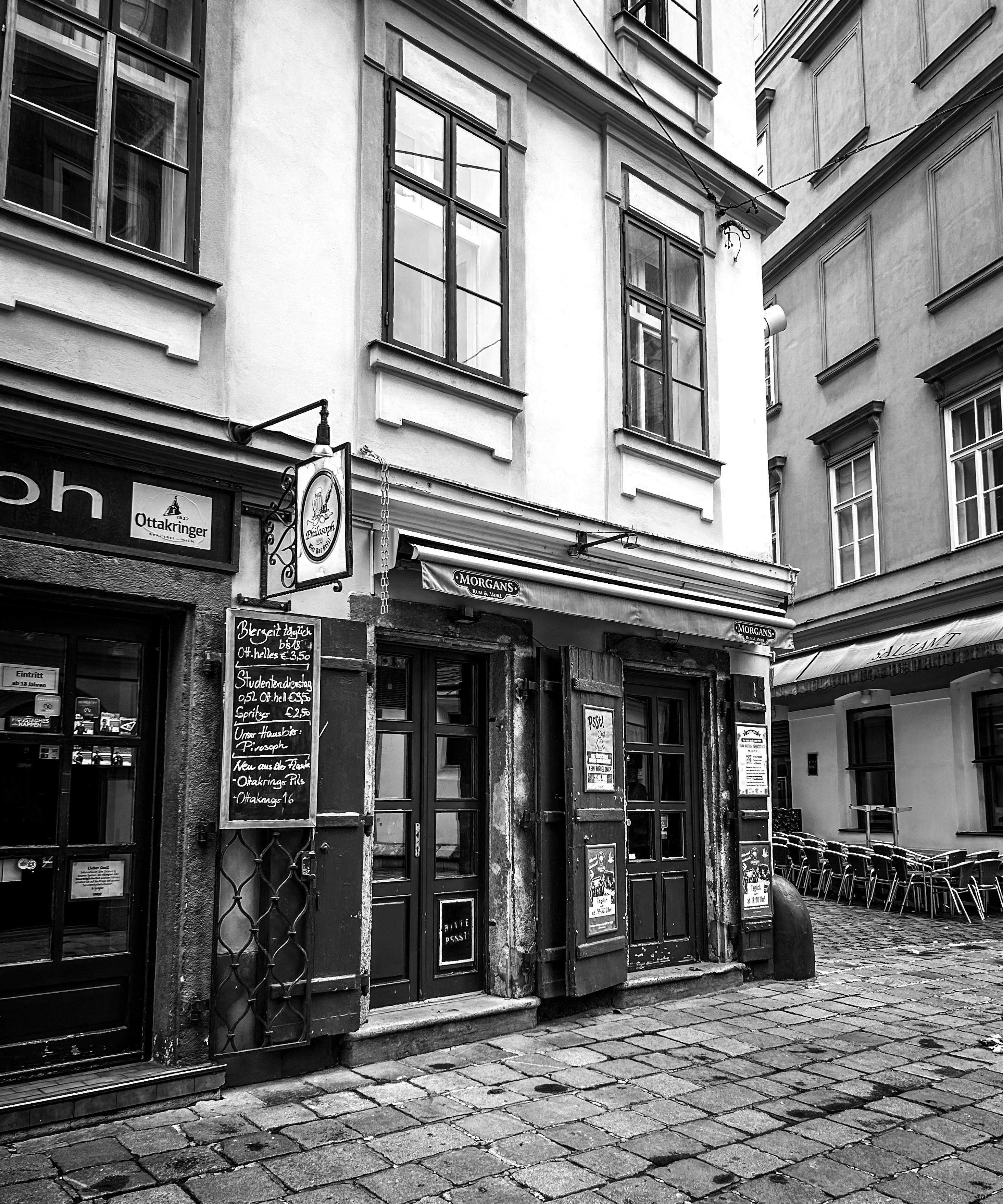 Cobbled Street Pub Corridor: Timeless Facades and Quiet Evening Chats