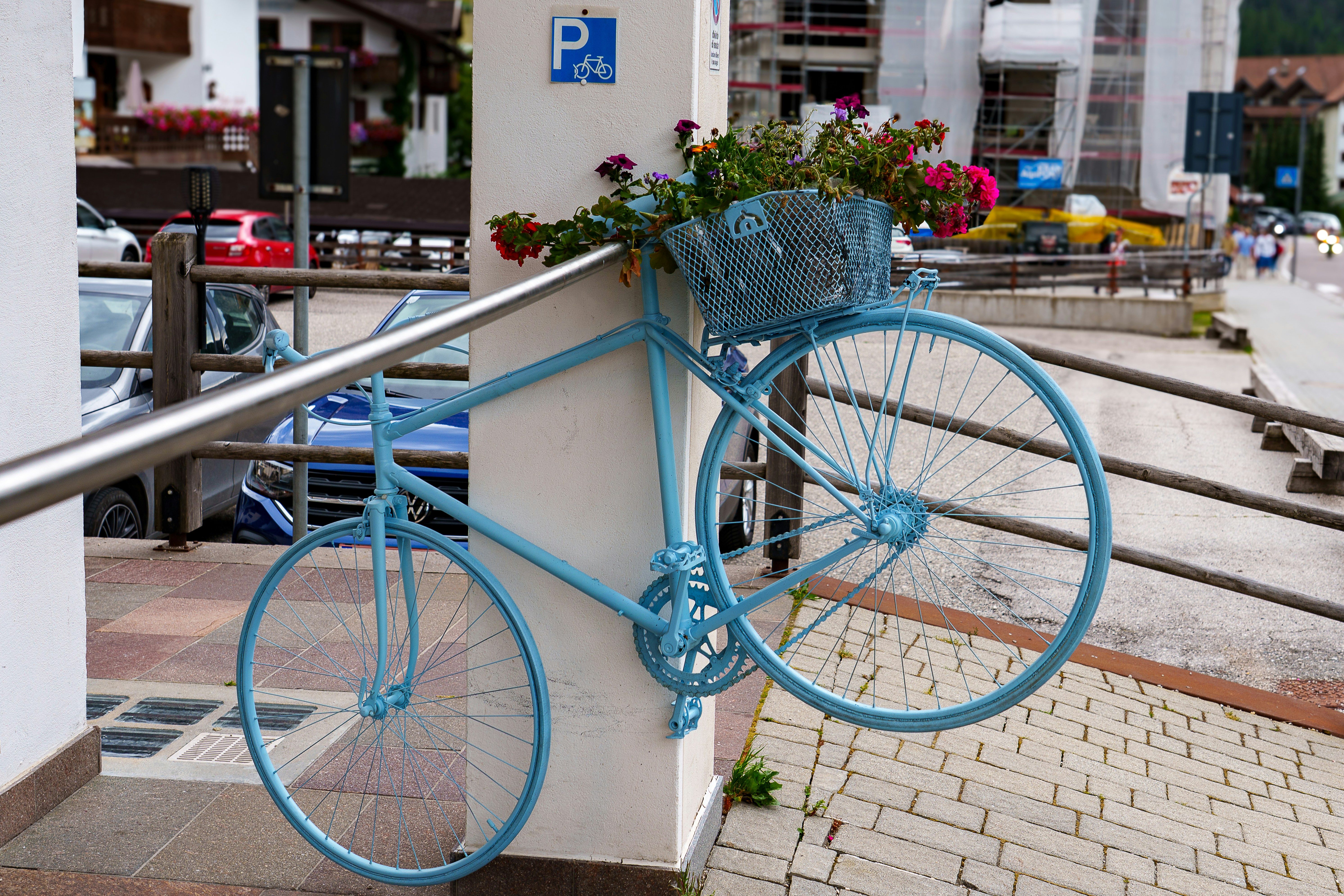 Blue Bicycle Grimace: A Painted Courier Wrapped Around a Pillar