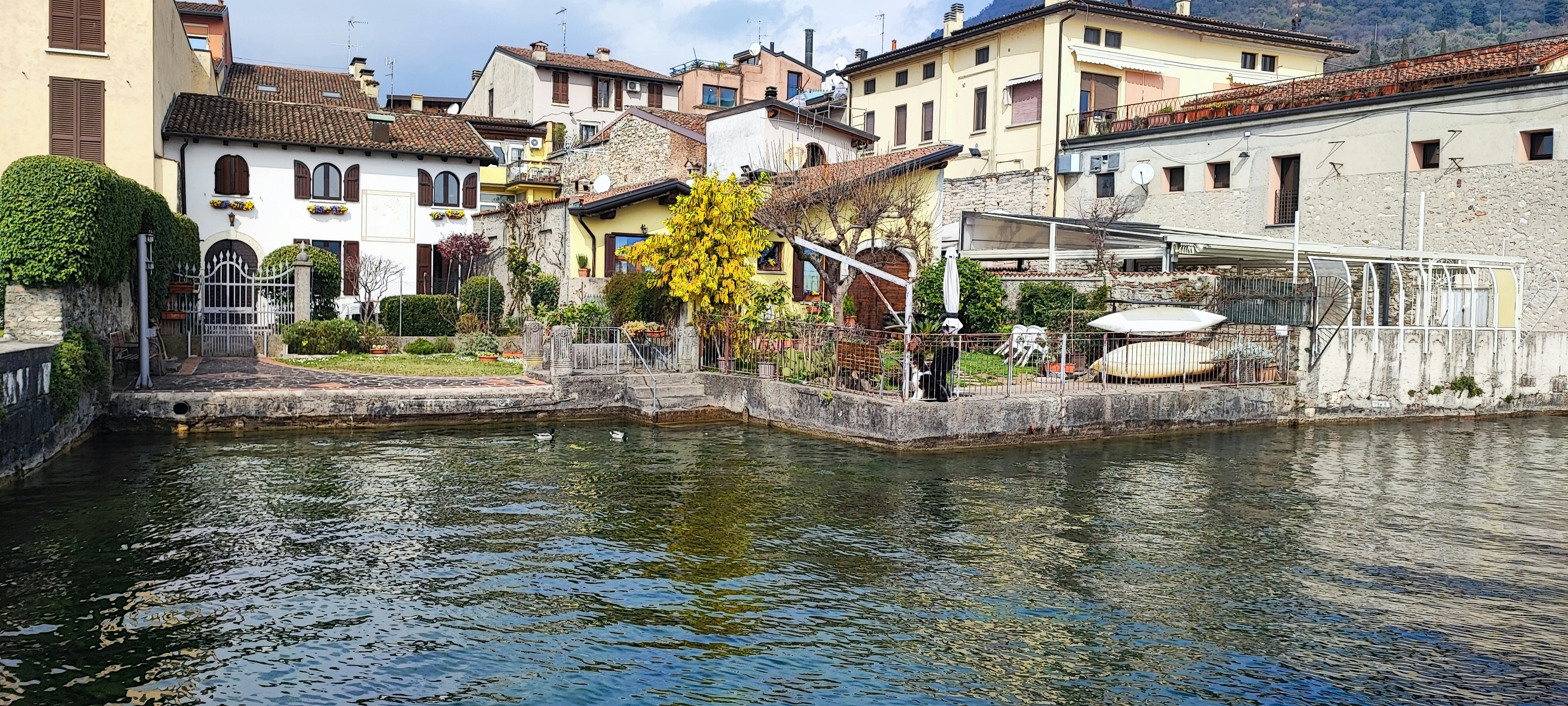 Lakeside Heritage: Houses Hug the Water