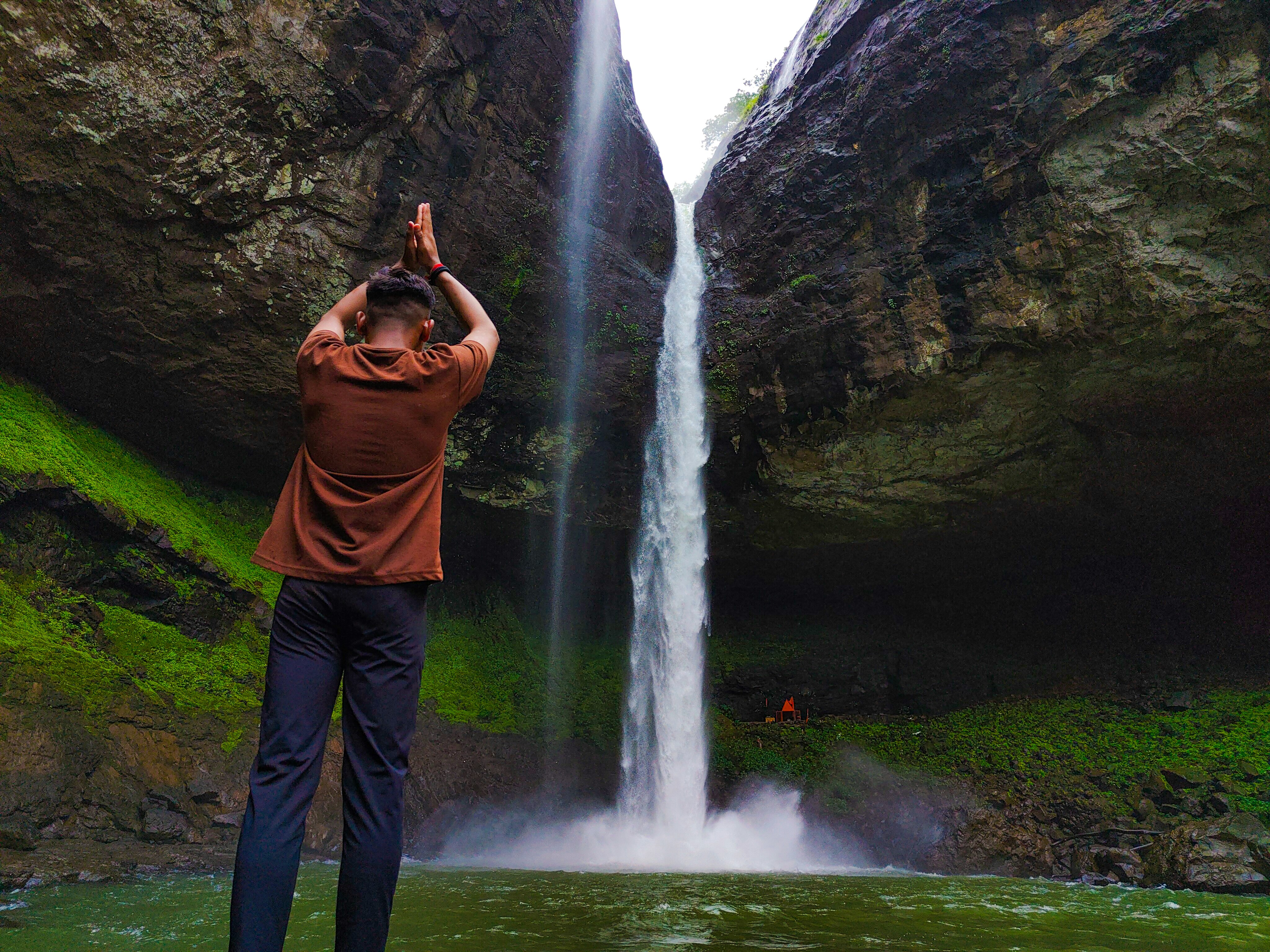 Capturing Motion Beneath the Narrow Sky: A Photographer at the Falls