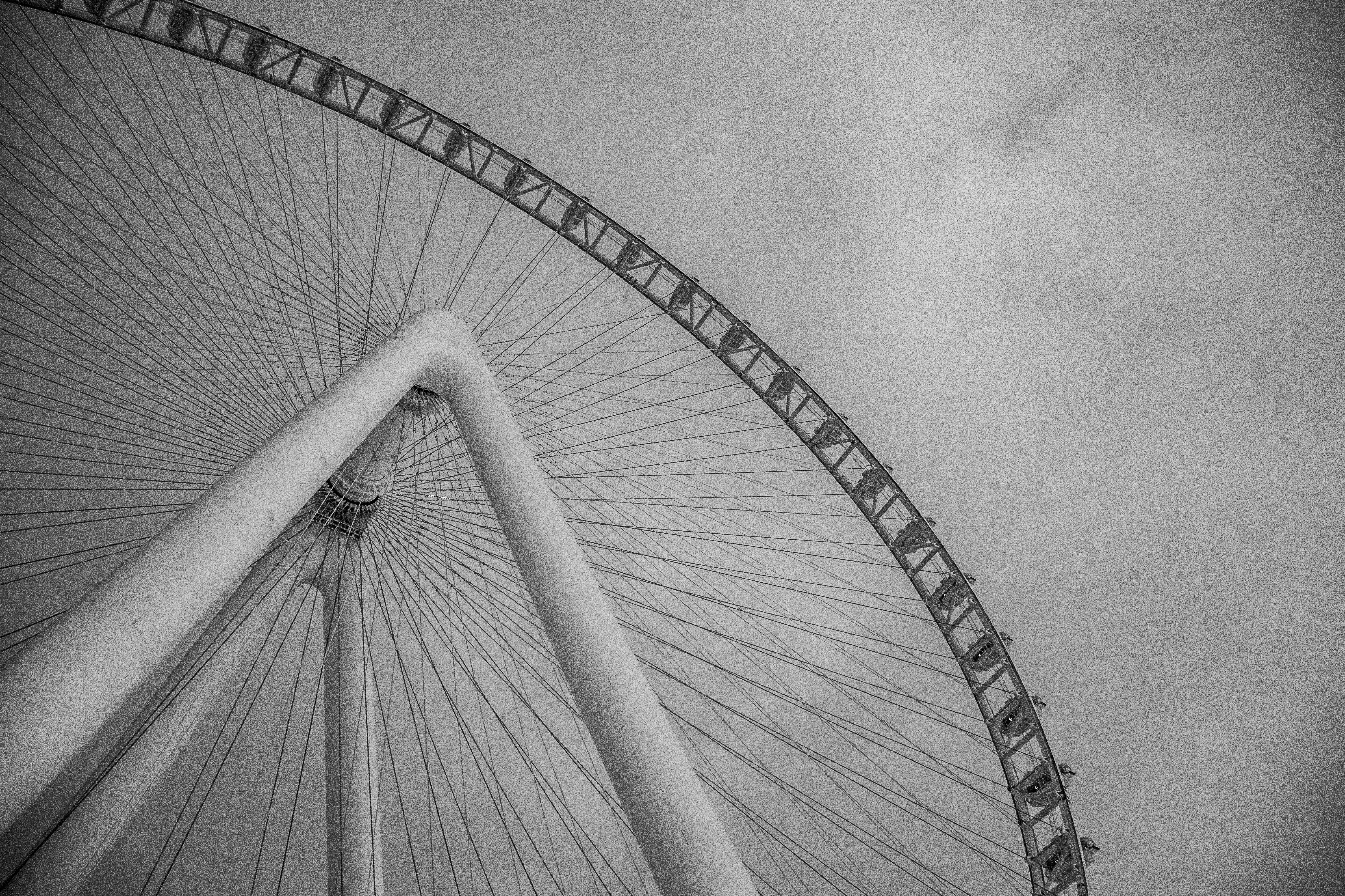 Monumental Equilibrium: A Rimmed Wheel Reaches for the Sky