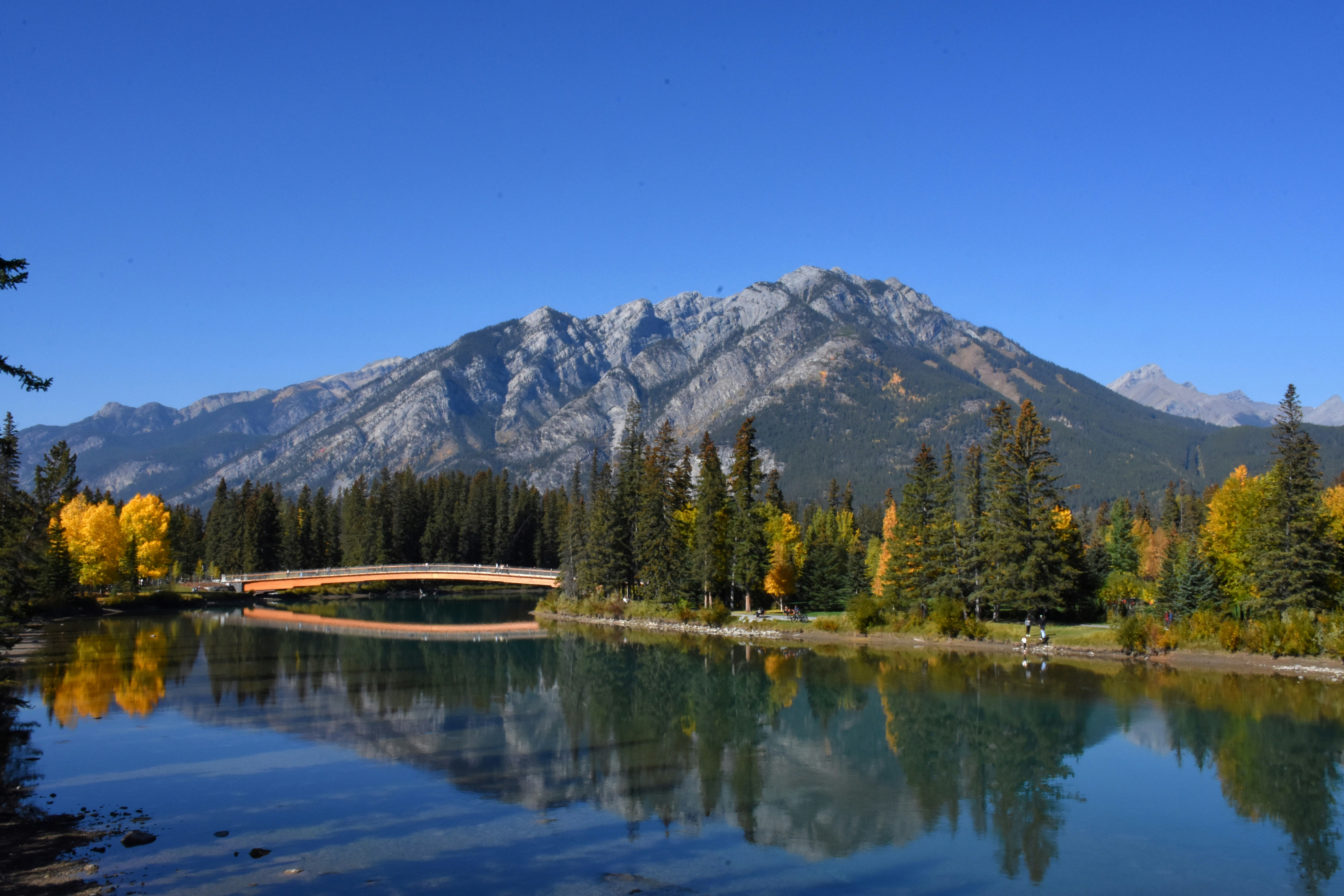 Twin Peaks in Autumn: A Quiet Lake Under a Clear Sky