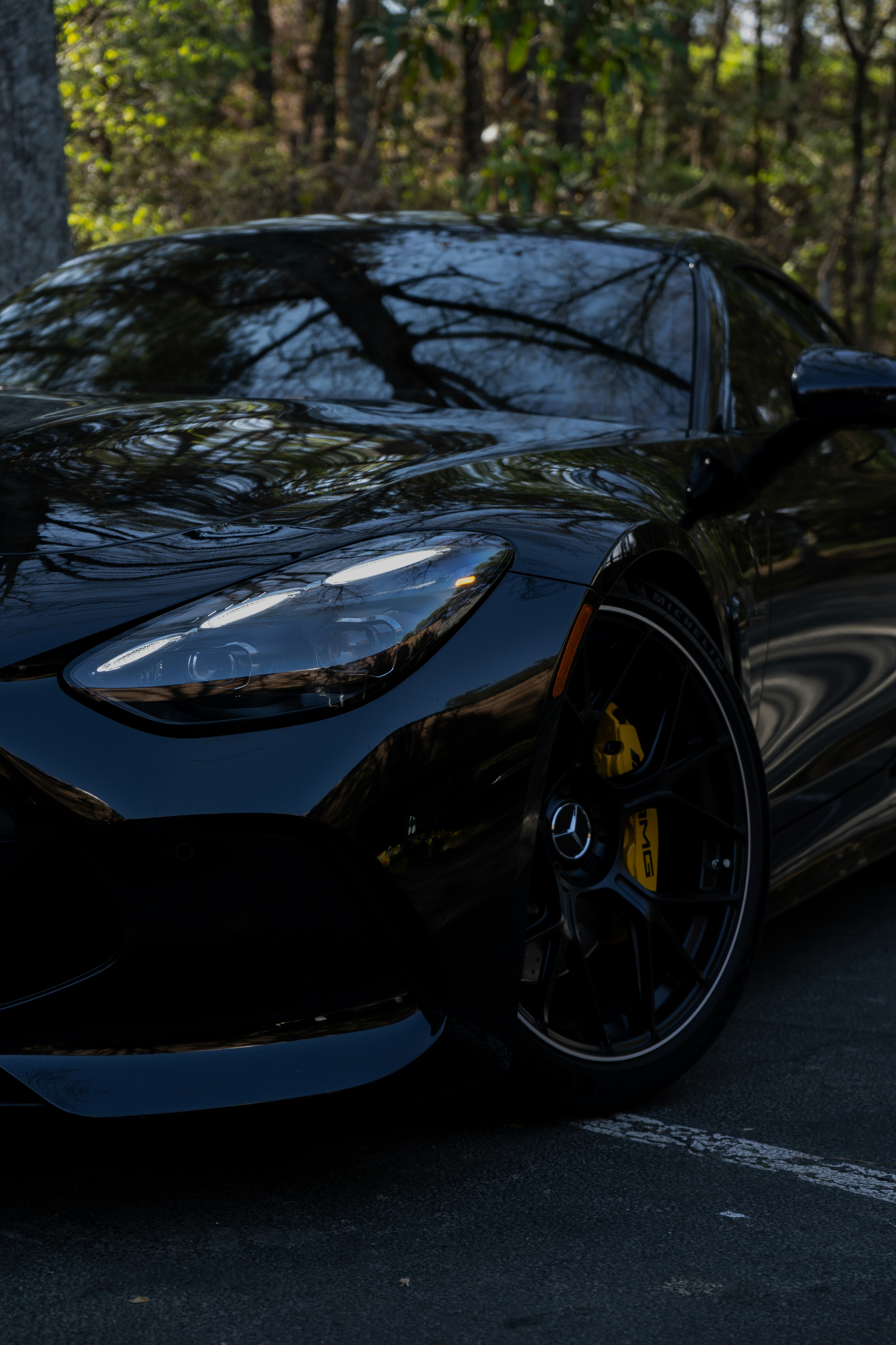 Low-slung Luxury: The Curved Silhouette and Prominent Brake Calipers