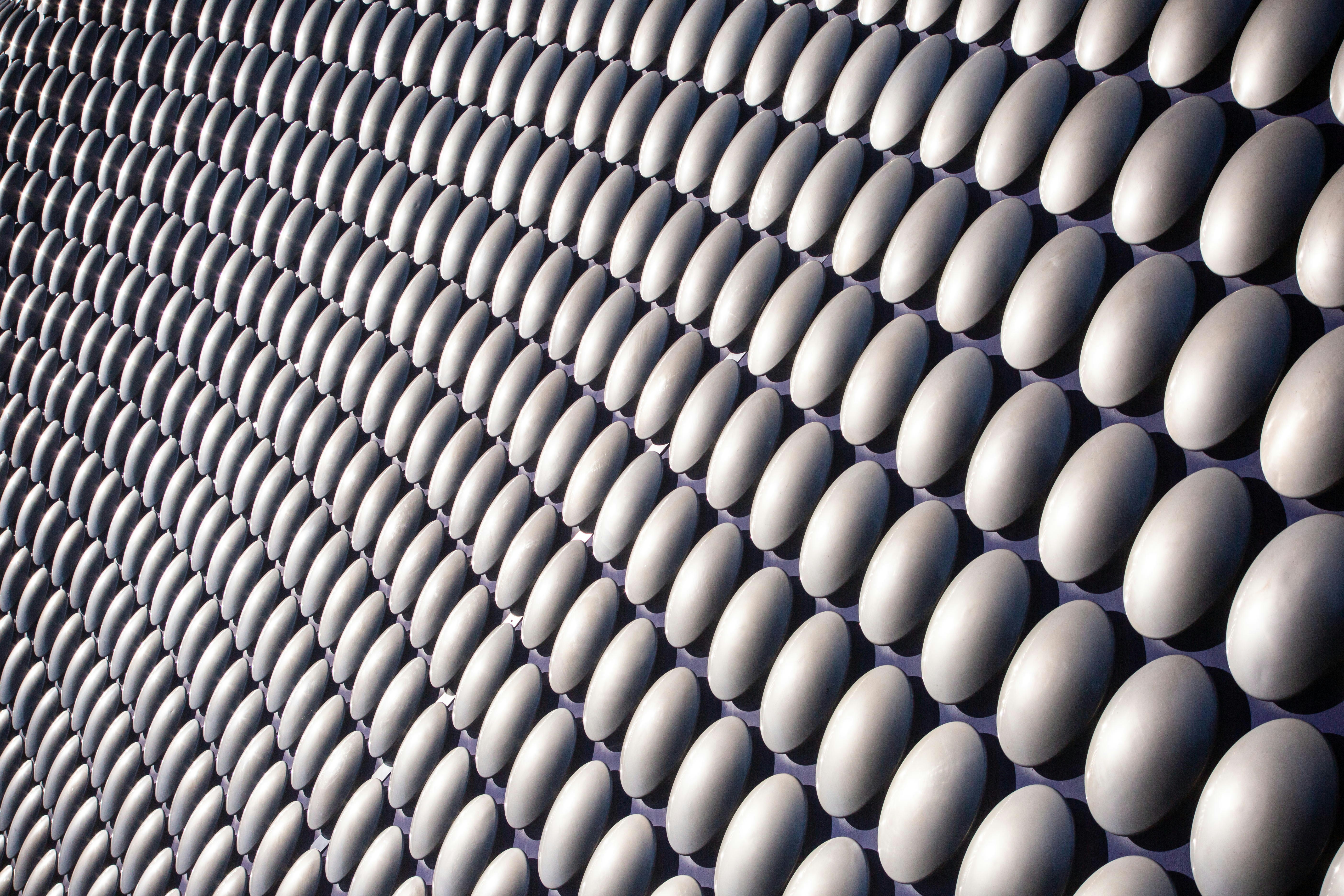 Curved Field: a Wave of Repeating Spheres in Soft Light