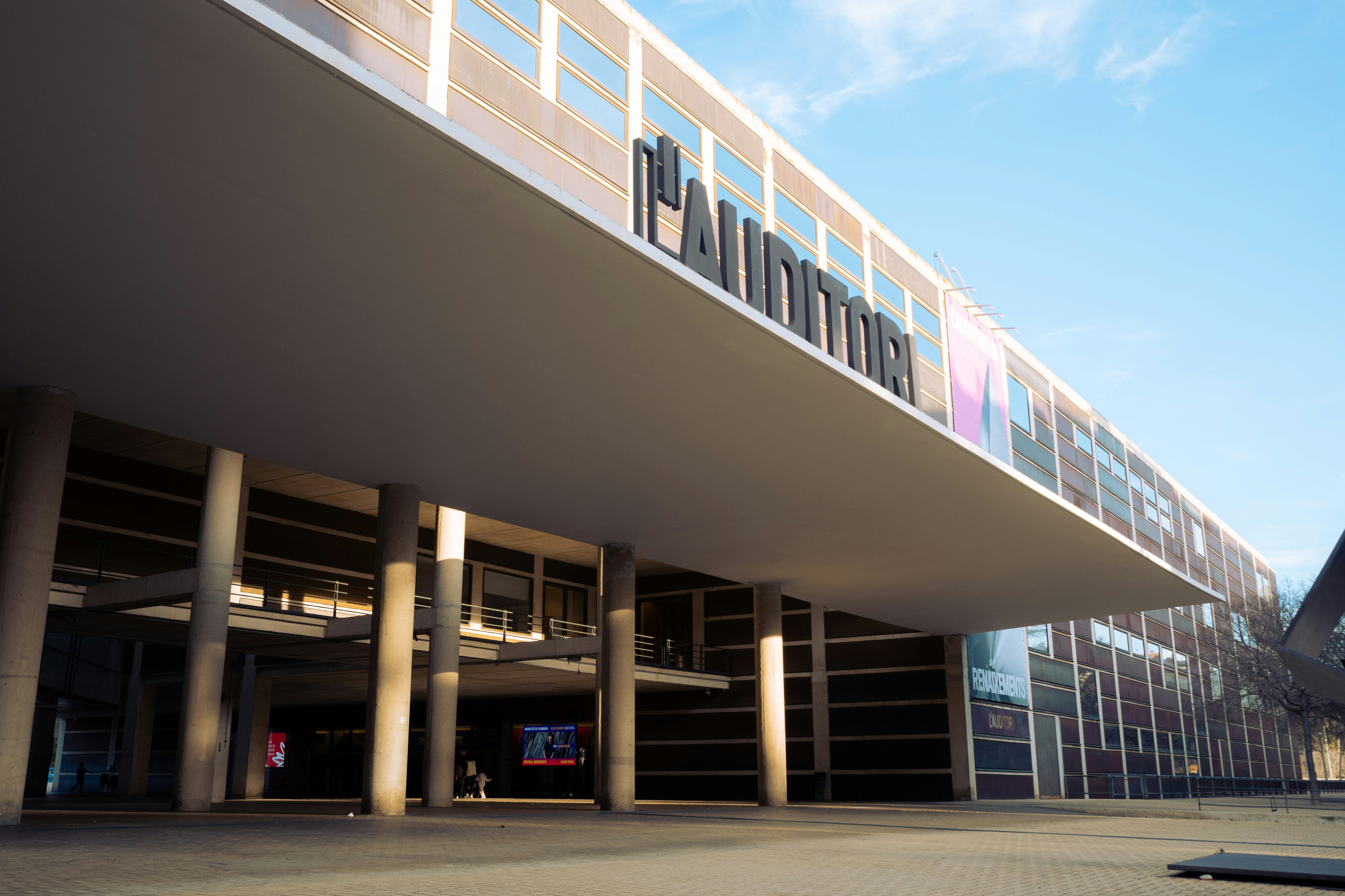 Under the Overhang: Architectural Entry to a Modern Mall