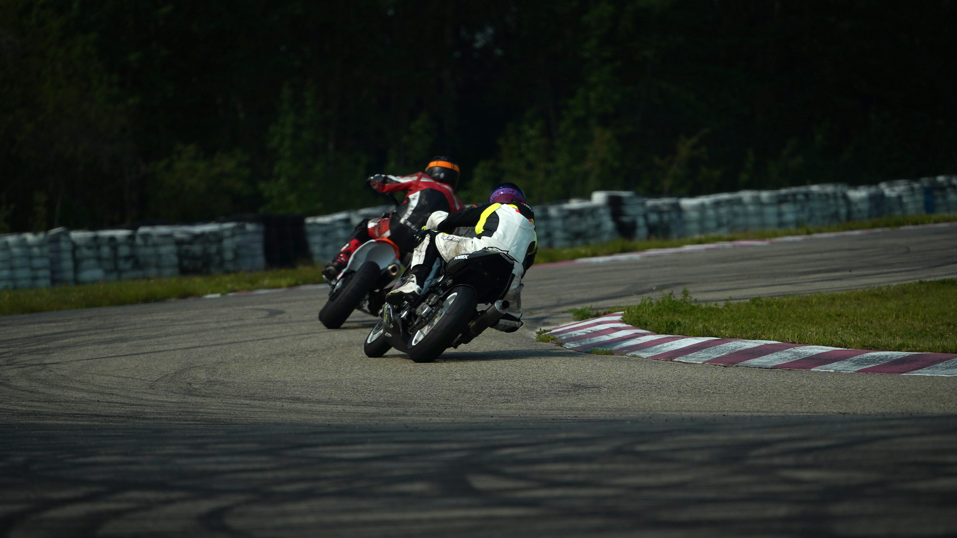 Chasing the Bend: Dual Racing Machines Leans Through a Cresting Turn
