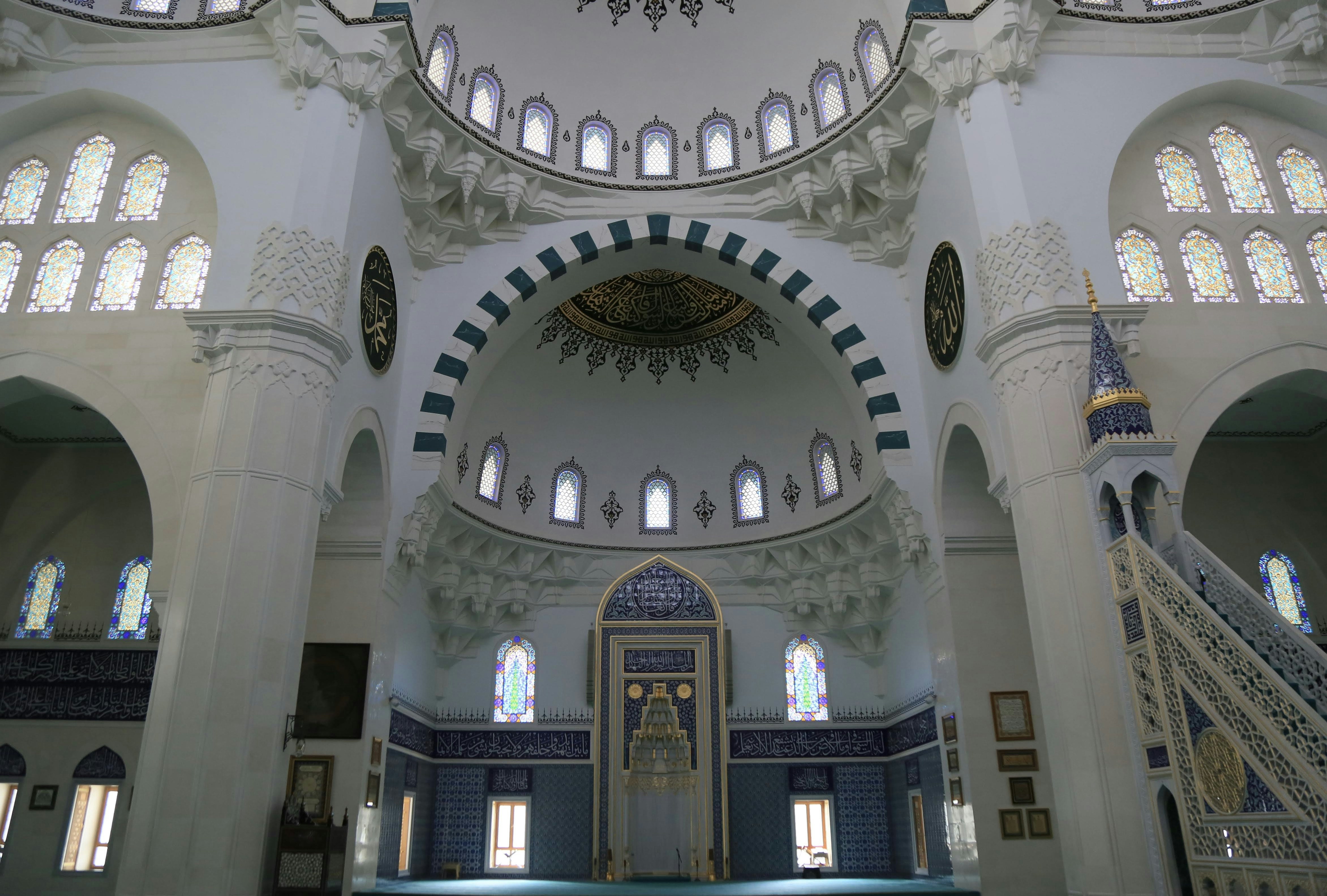 Symmetry of Light: A Mosque Interior’s Vaulted Calm