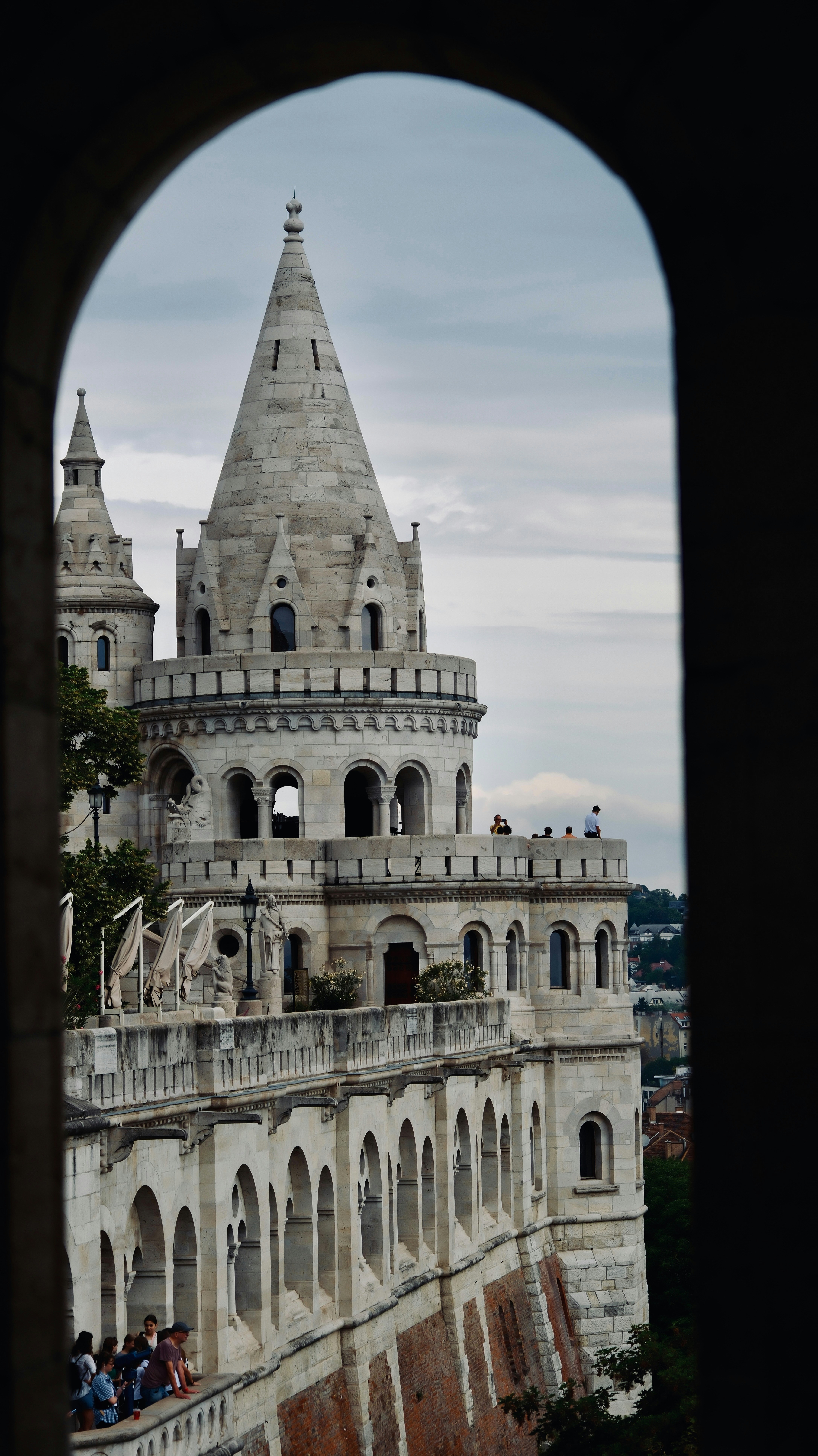 Triumphant Rotunda: a castle tower framed by the arch
