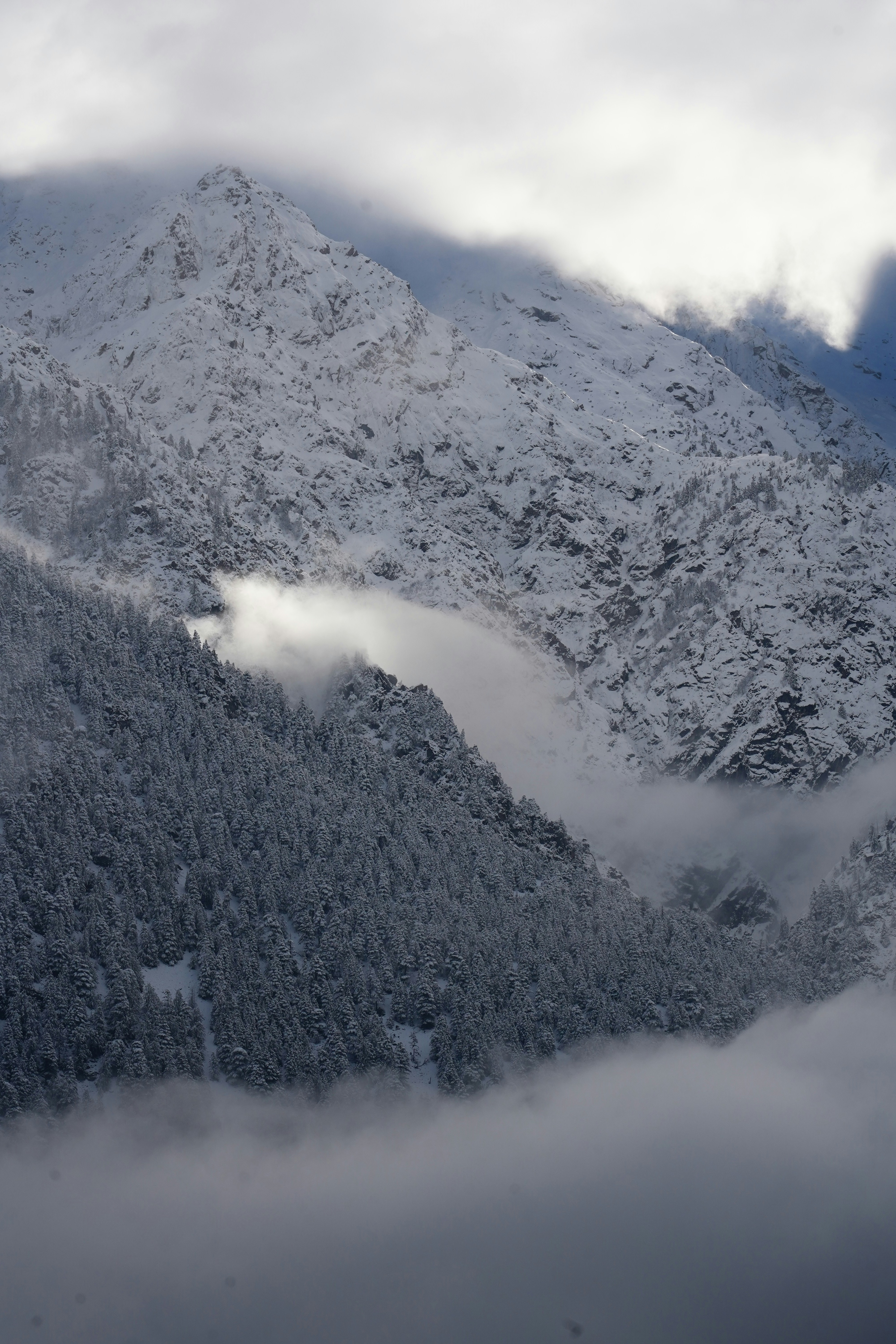 Snowbound Ridge: A Silent Peak Shrouded in Clouds