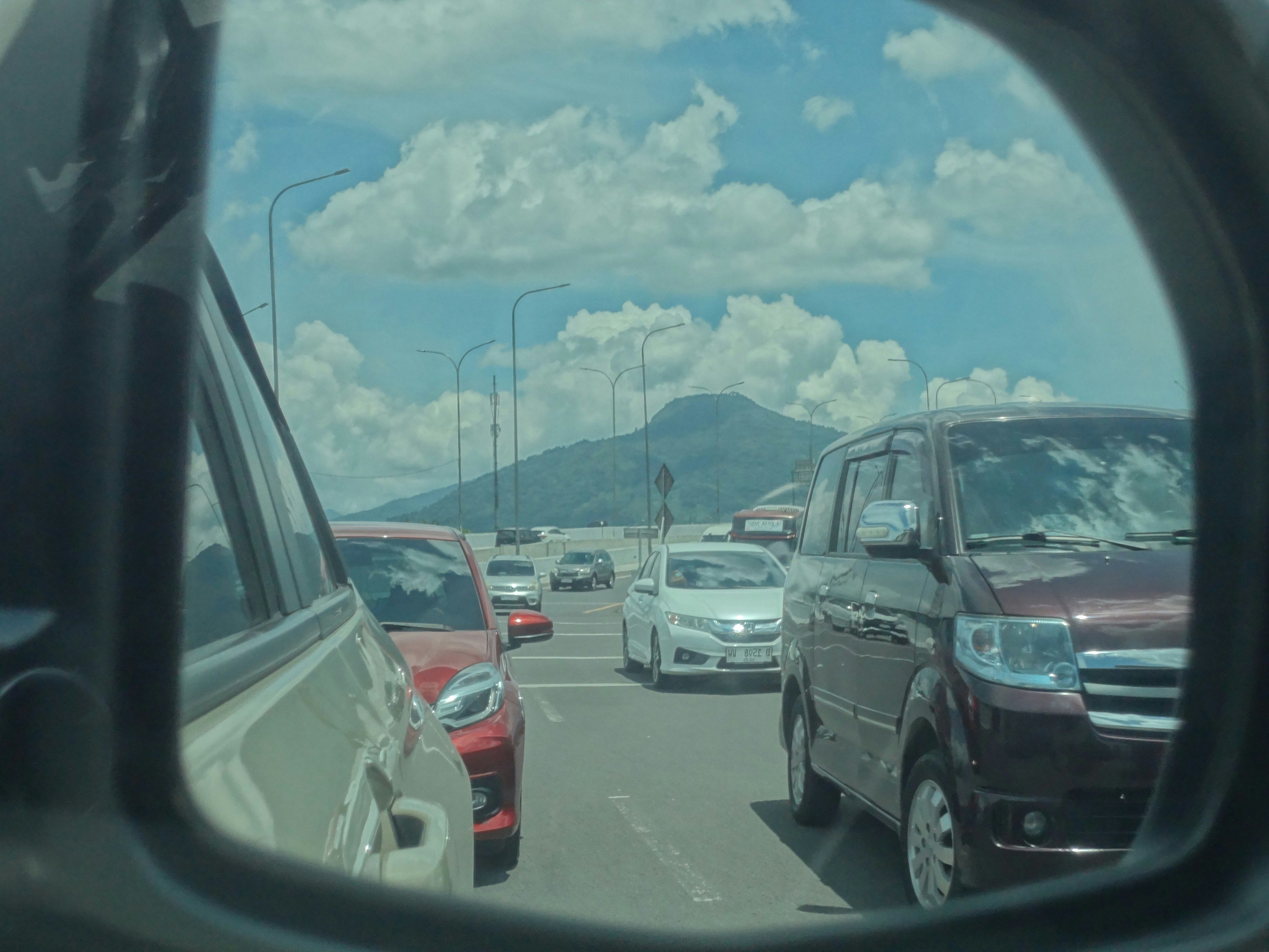 Rear-View Queue: Traffic In Perspective from the Side Mirror