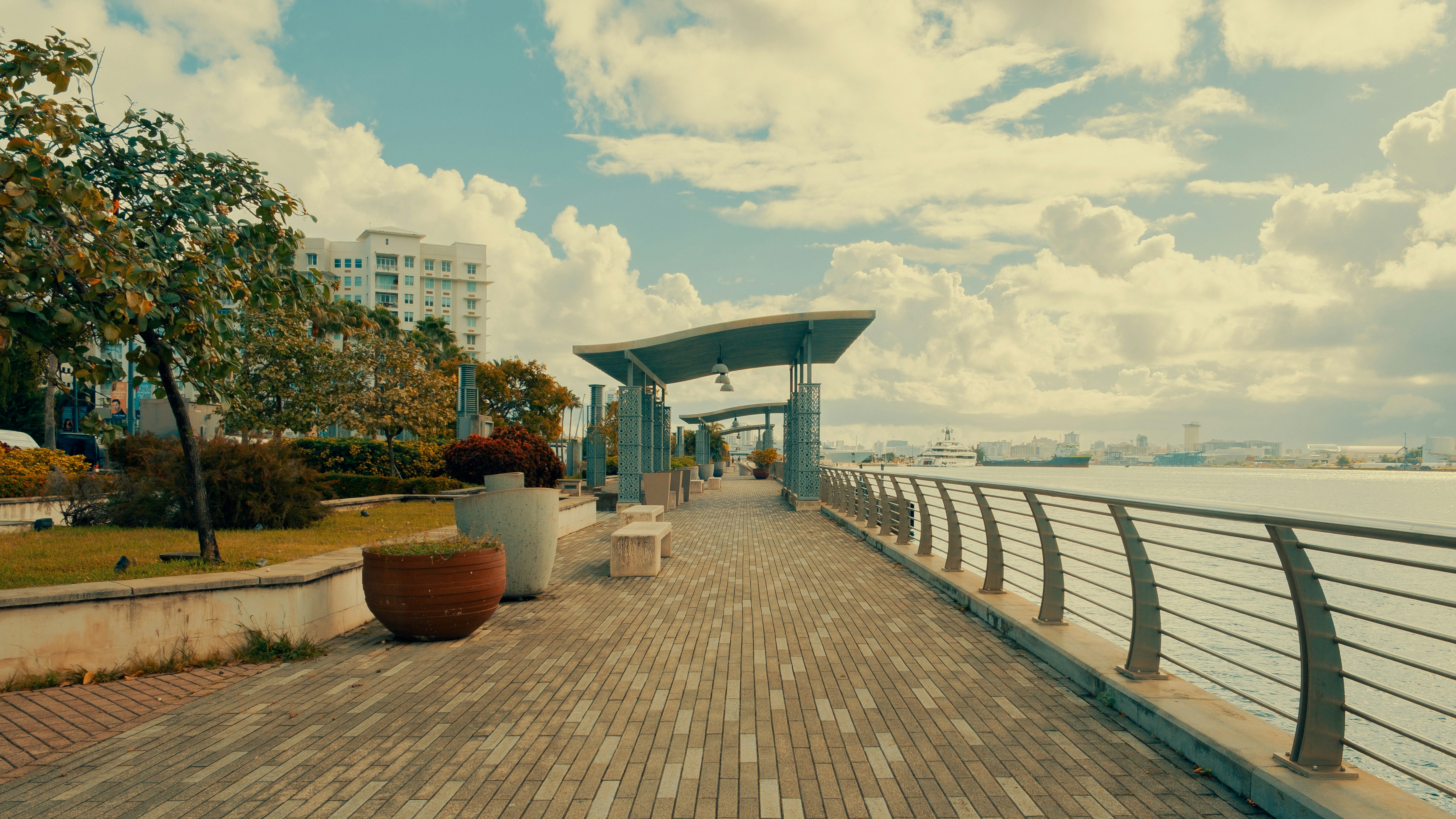  Waterfront Promenade: A Quiet Walk Along the Riverside Curve