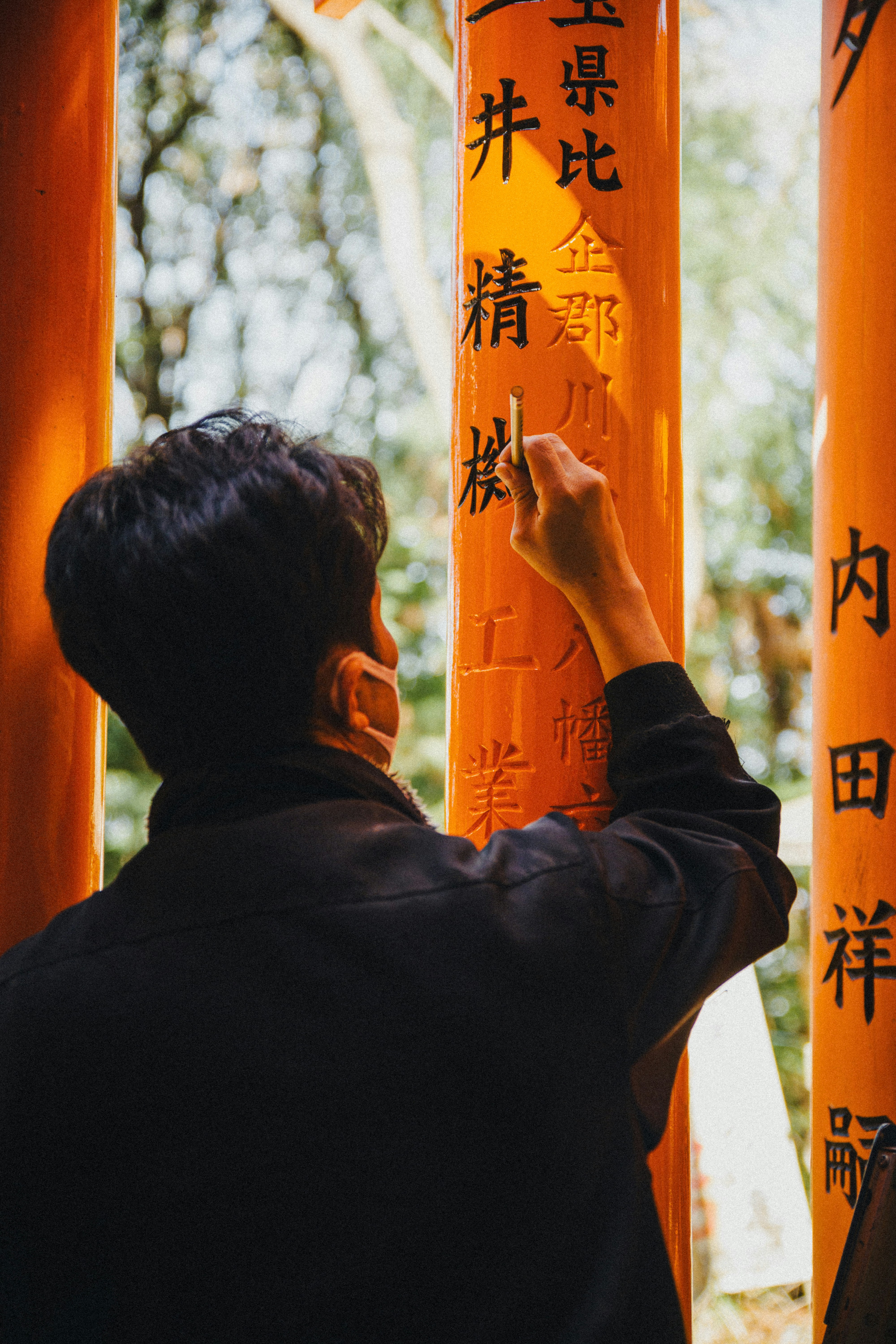 Handmark on the Vermilion Pillar: A Quiet Moment among Shrine Columns