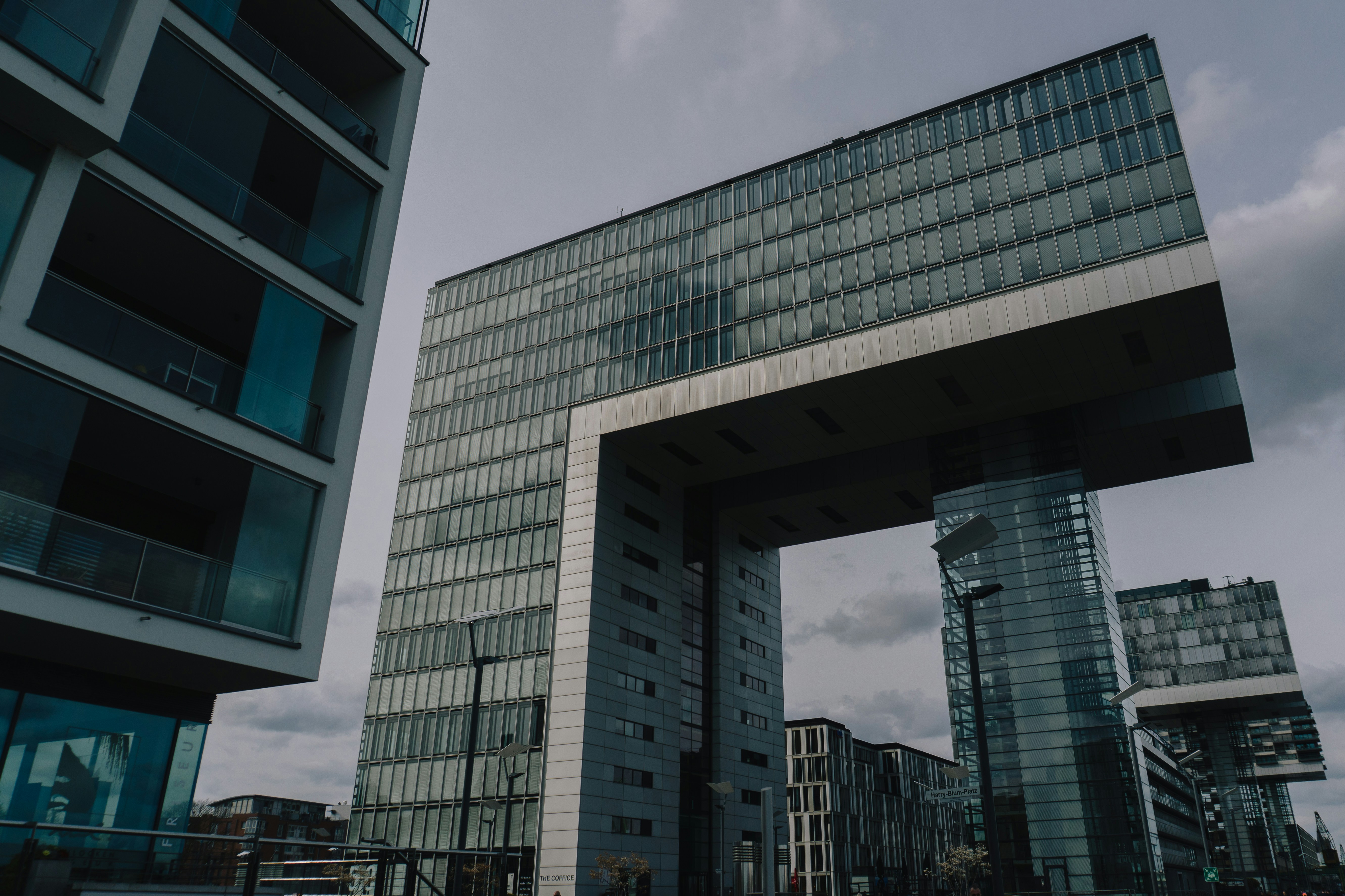 Architectural Archway: Modern Cityscape Framed by a Bold Gap