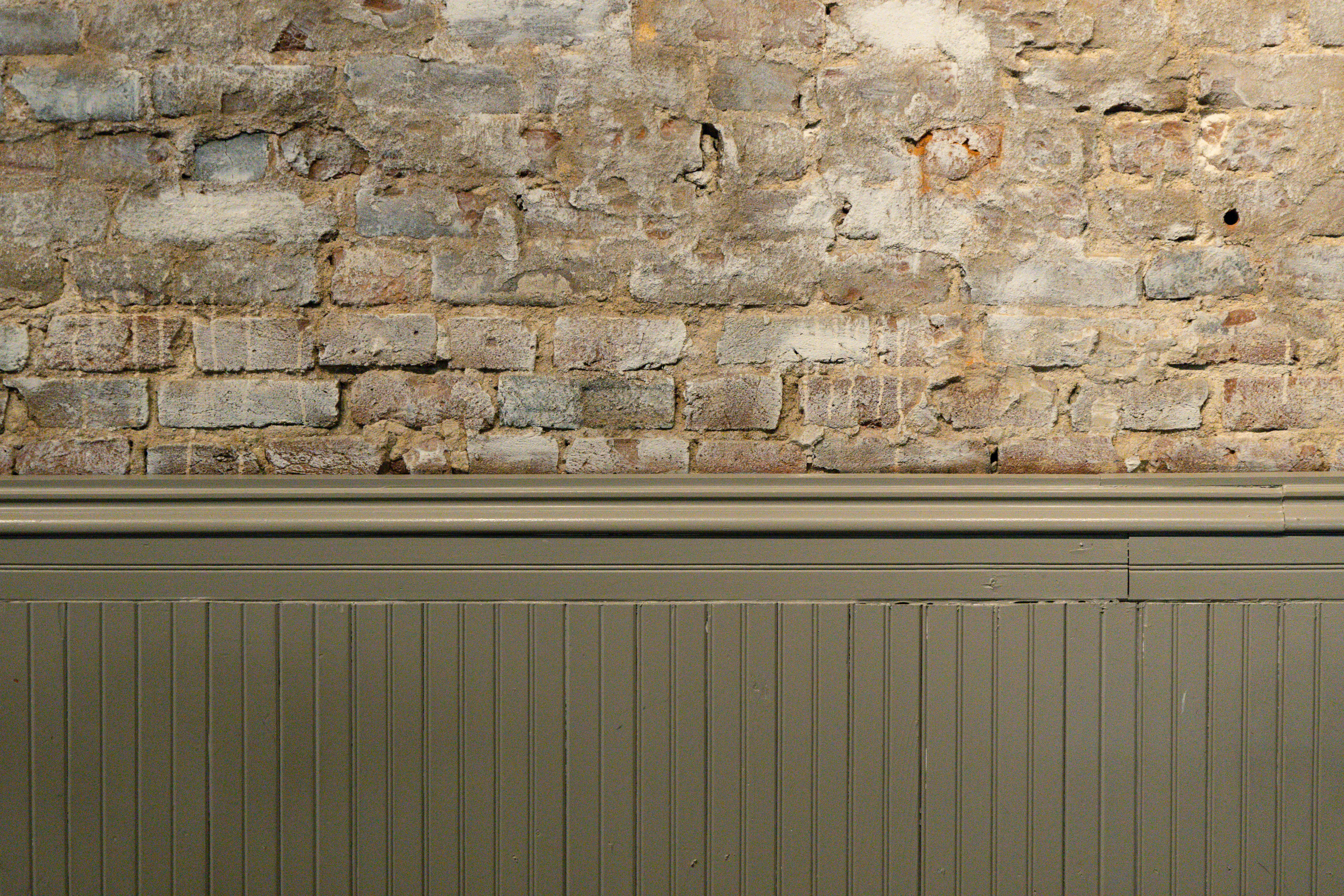 Brick and Wainscot Echo: A Simple Boundary in Time