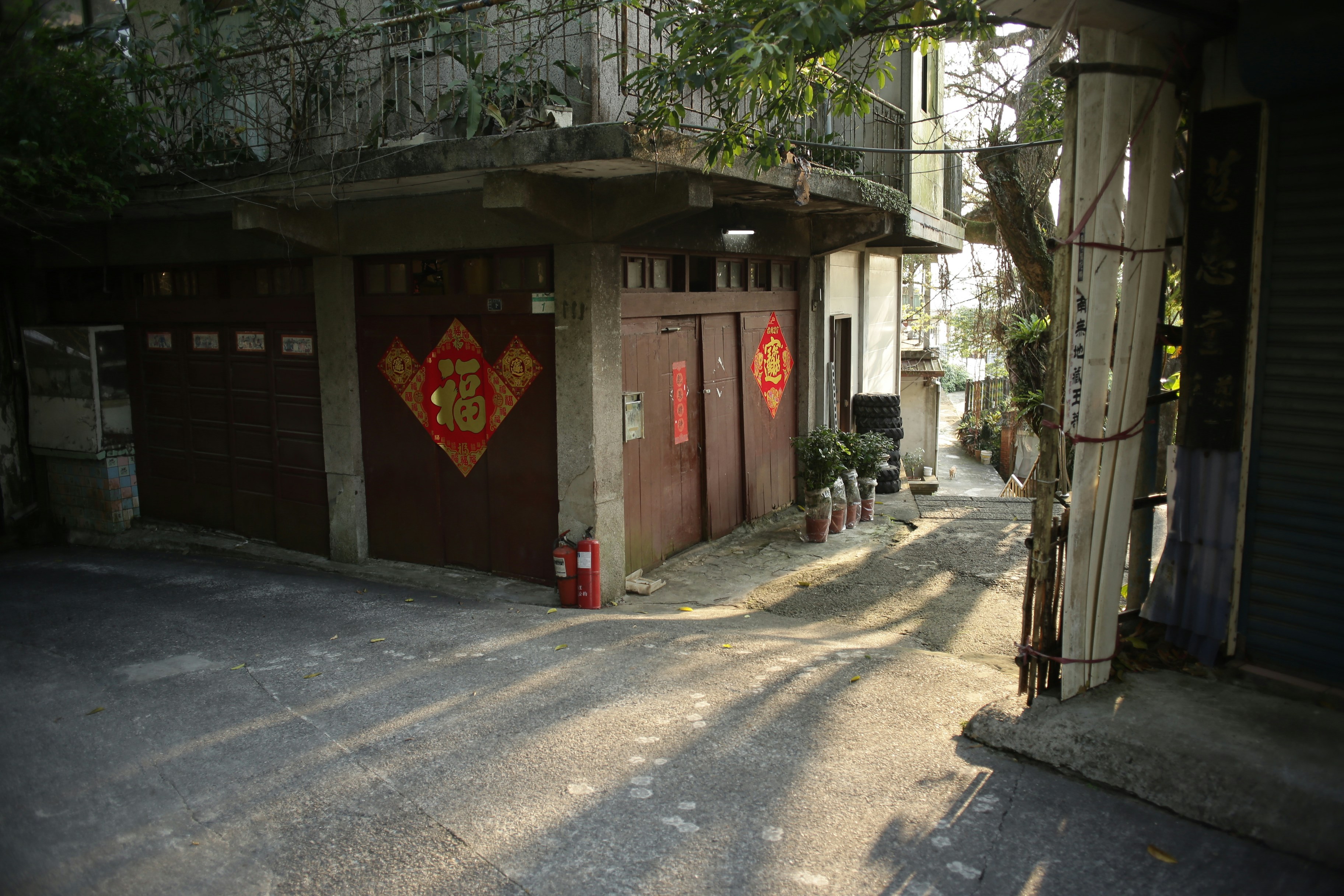 Red Lanterns and Quiet Alleyways: A Dim Corner of Everyday Life