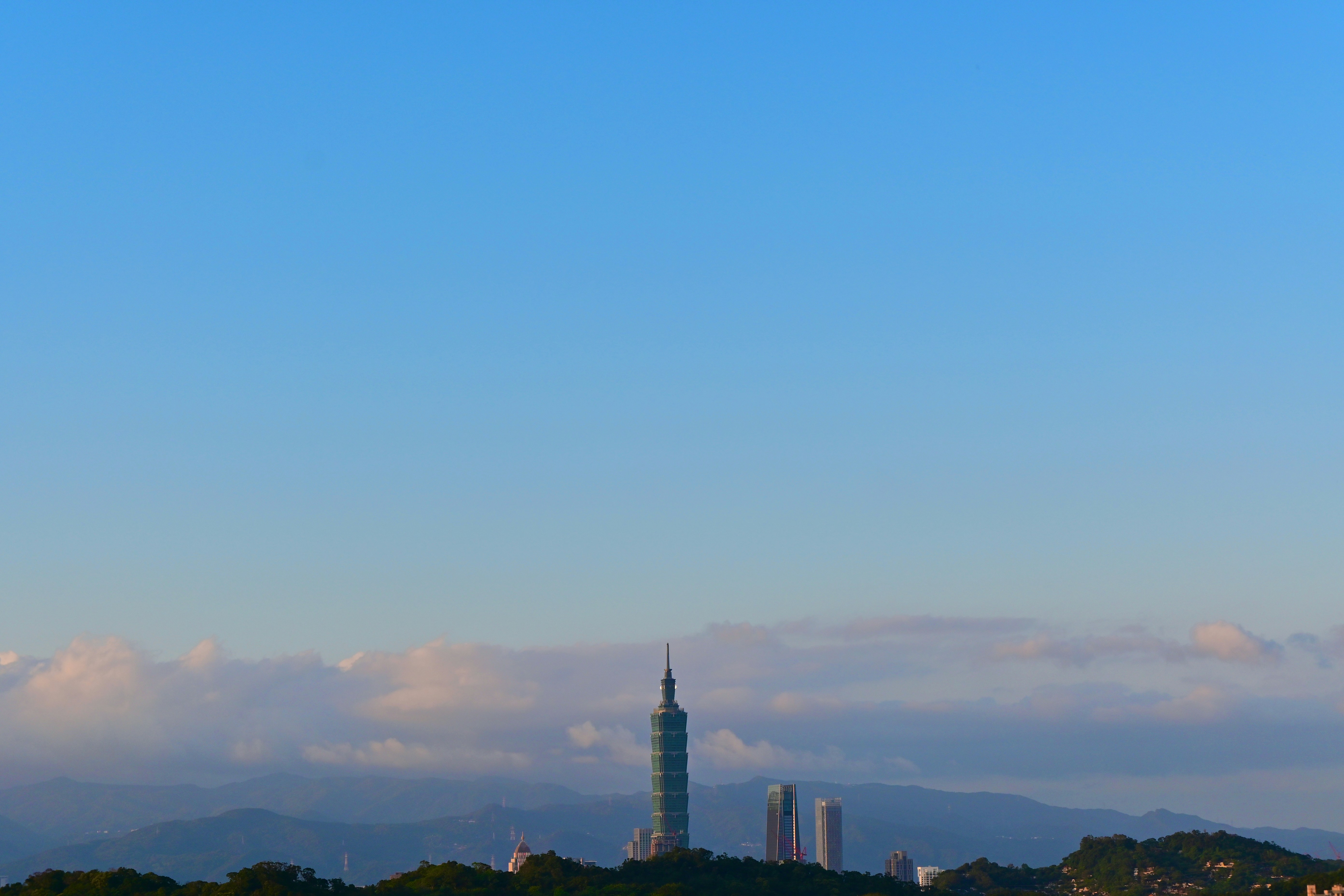 City Silhouette at Dusk: The Taipei Skyscraper Pierces the Horizon
