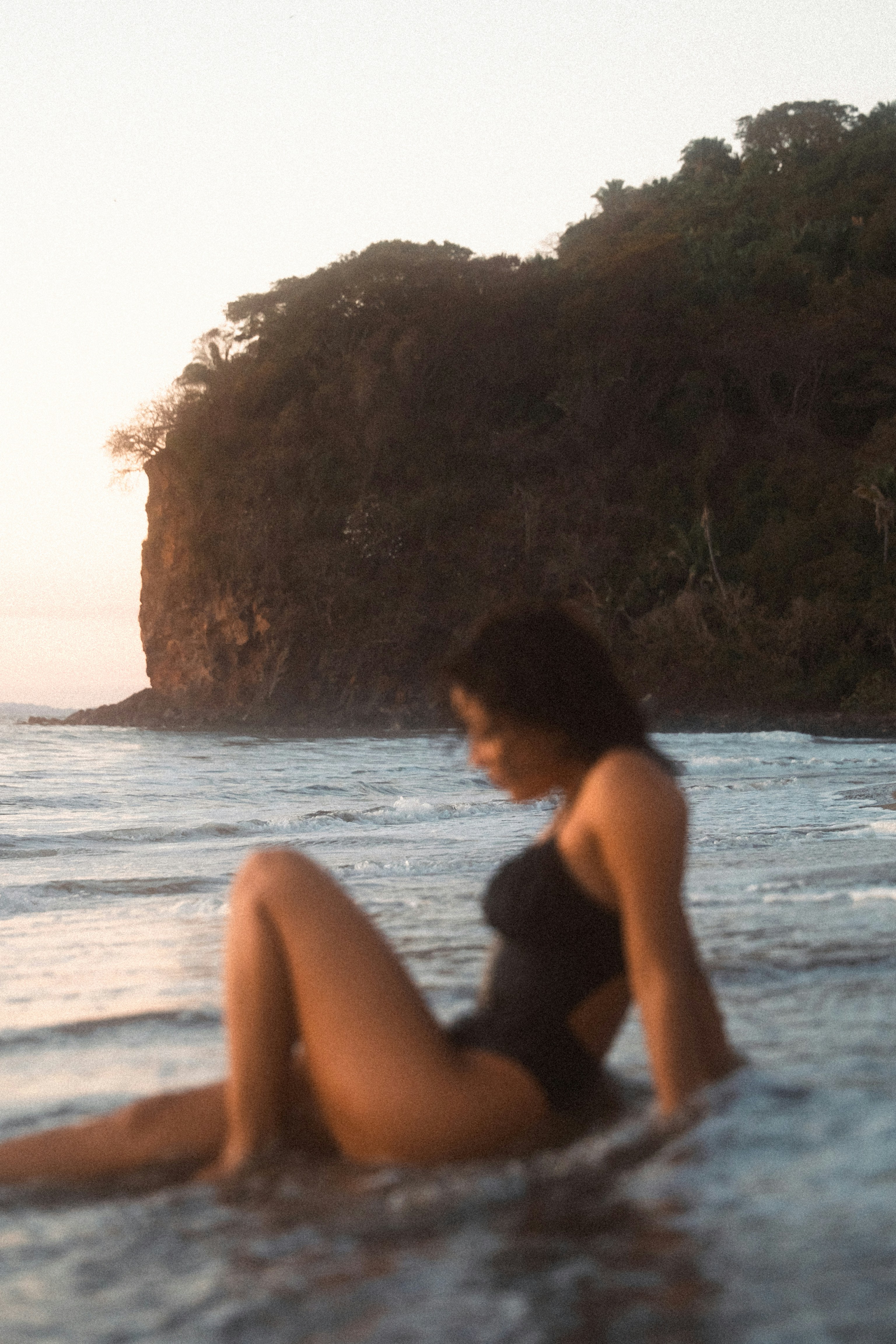 Hidden Grace by the Tide: Soft Horizon and Shrouded Silhouette