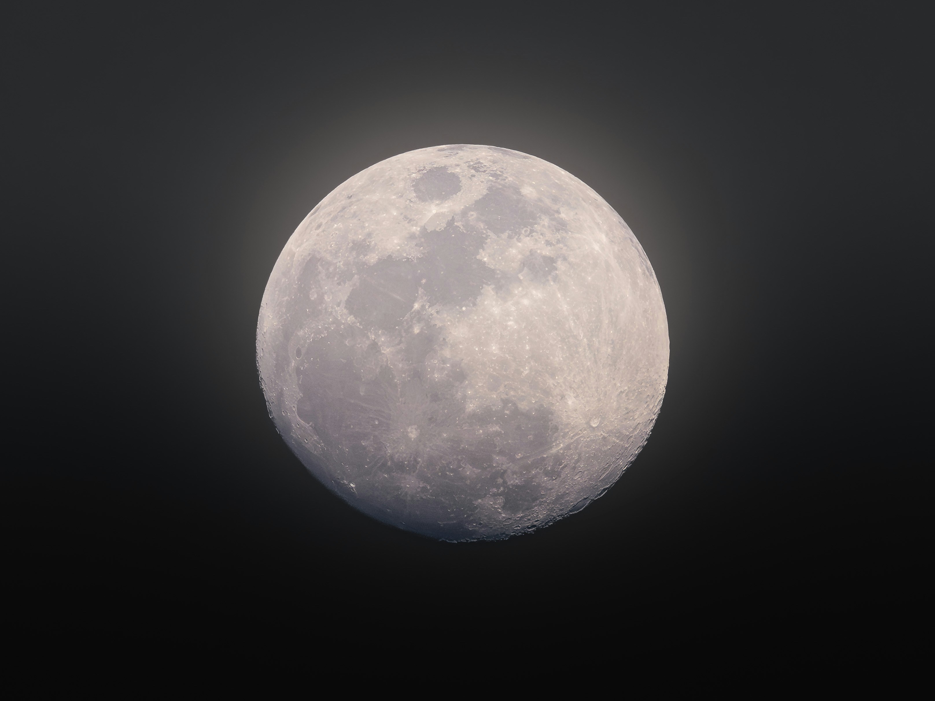 Luna in Quiet Gradient