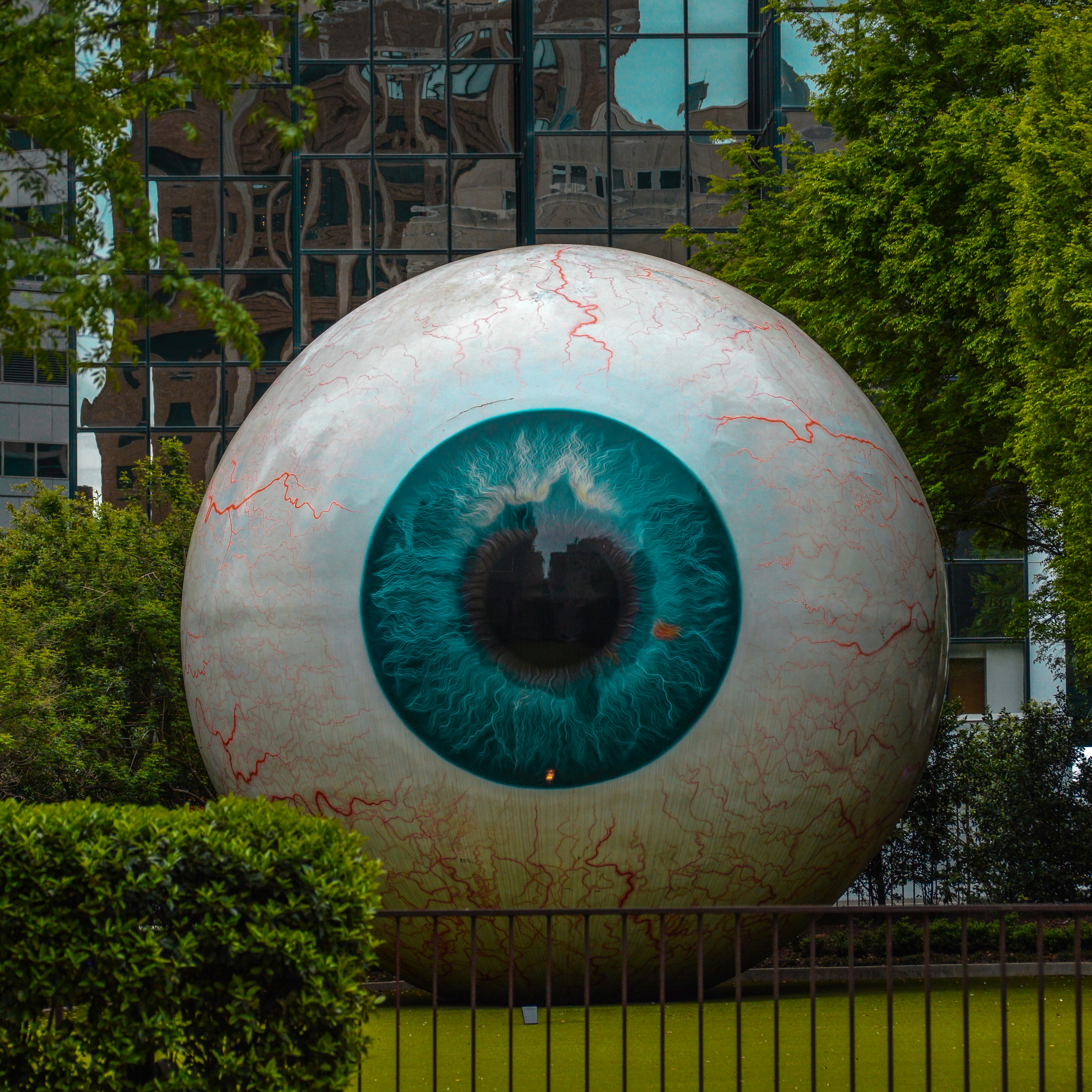 The Gaze of Architecture: An Implanted Eye Beside the Building Glass
