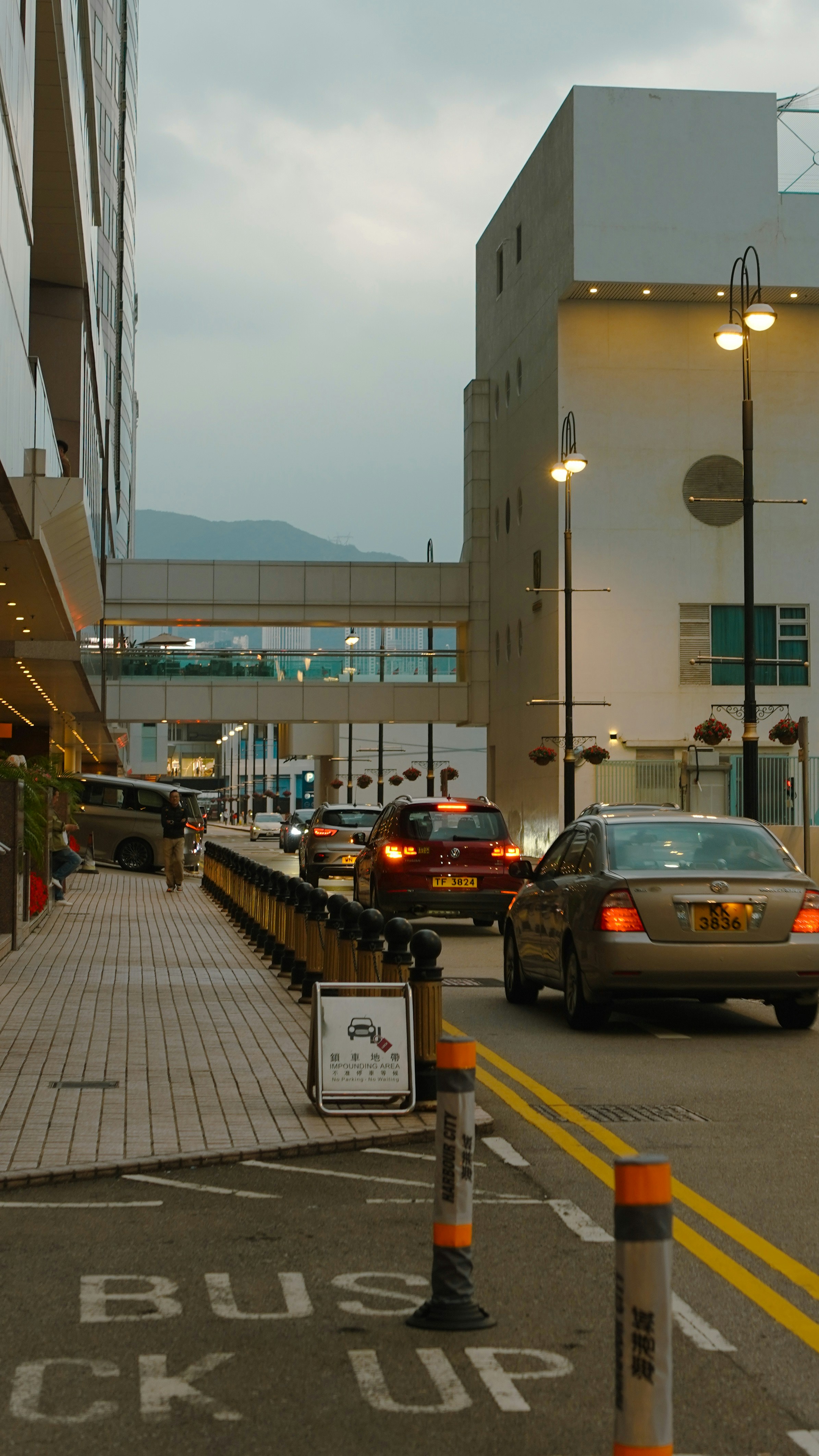 City Lane: Evening Traffic Under a Pedestrian Skyway