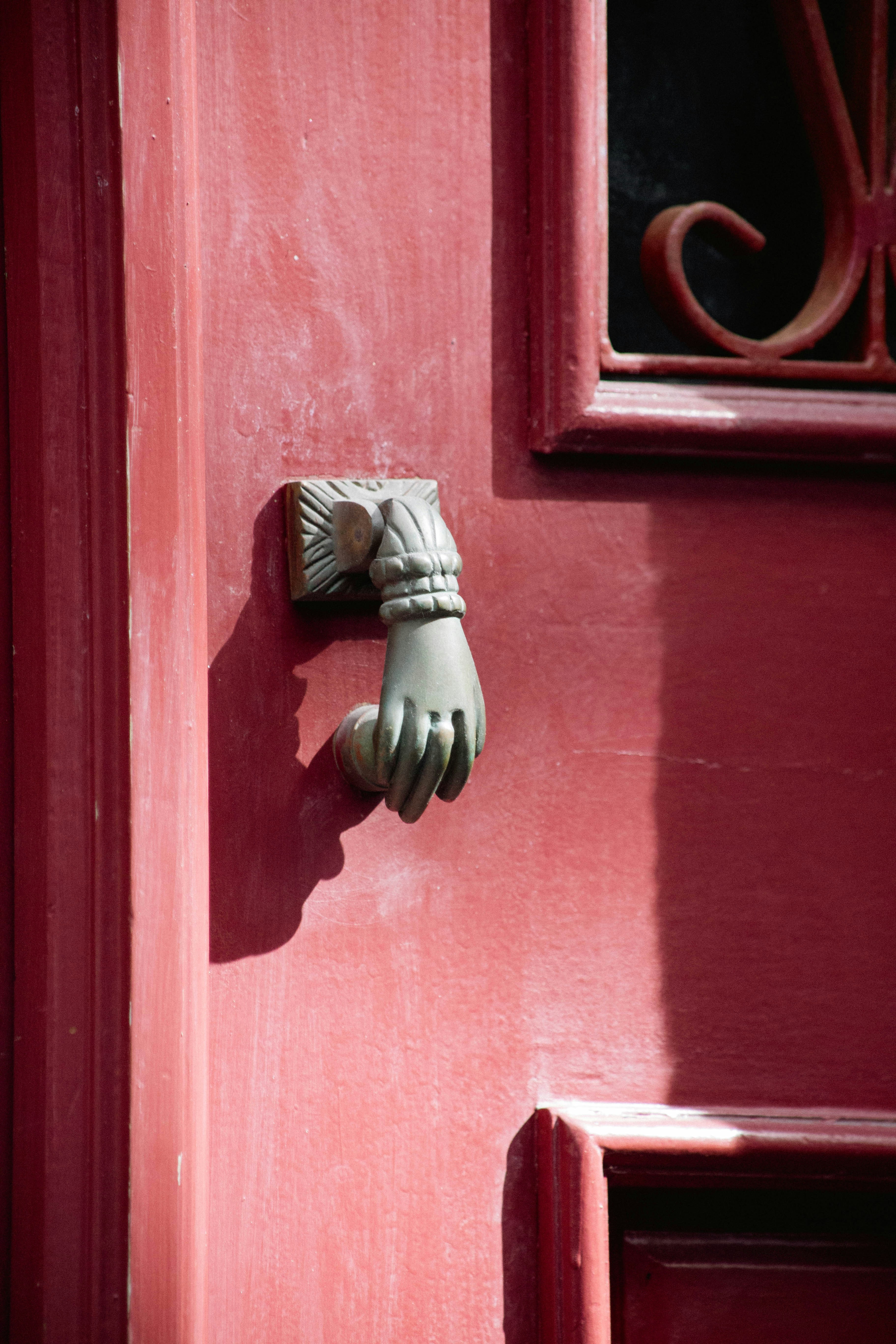 Curved Grace: A Door Handle’s Quiet Resolve