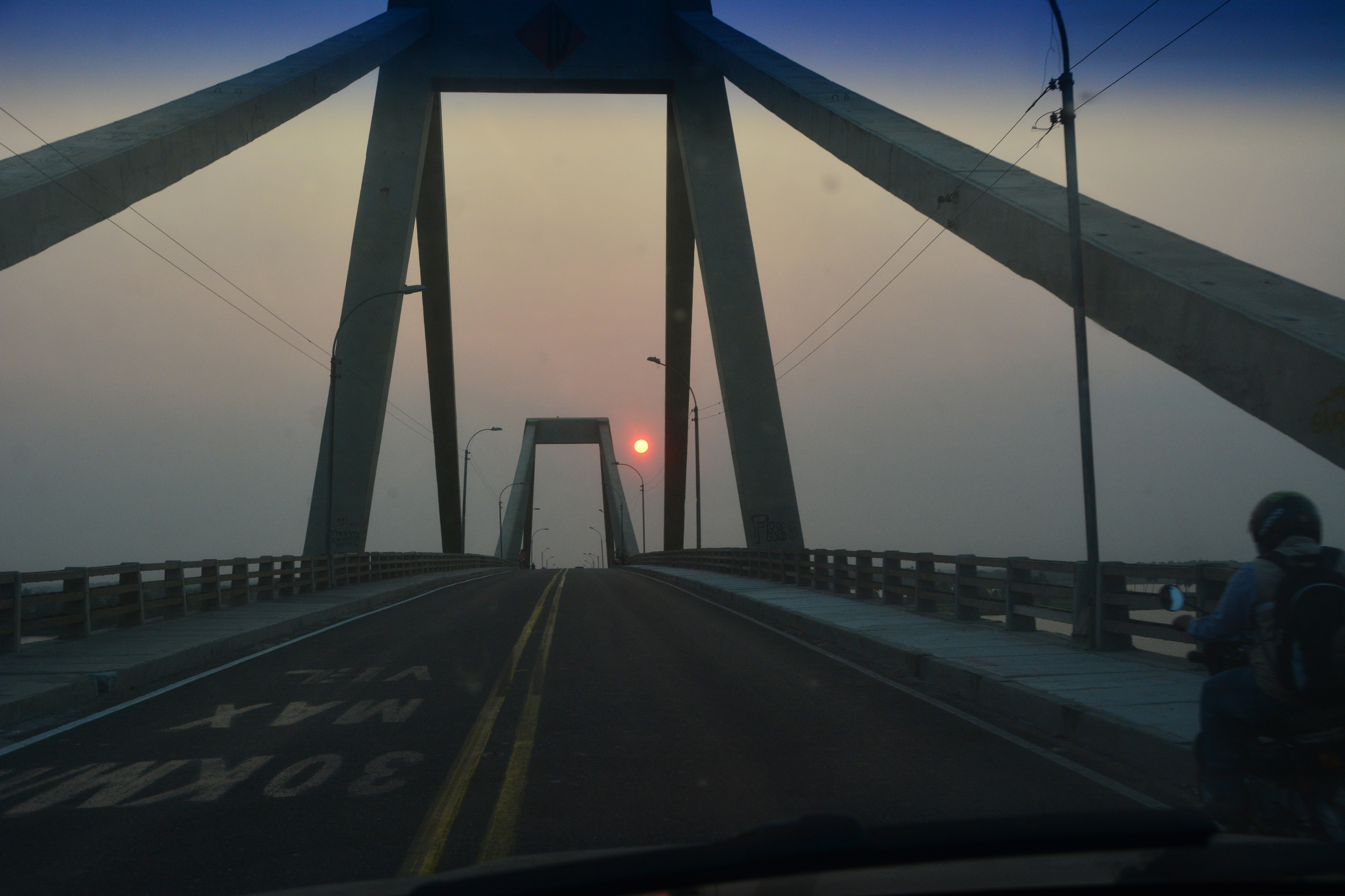 Sunset Approach: The Central Arch Framing a Quiet Bridge Crossing