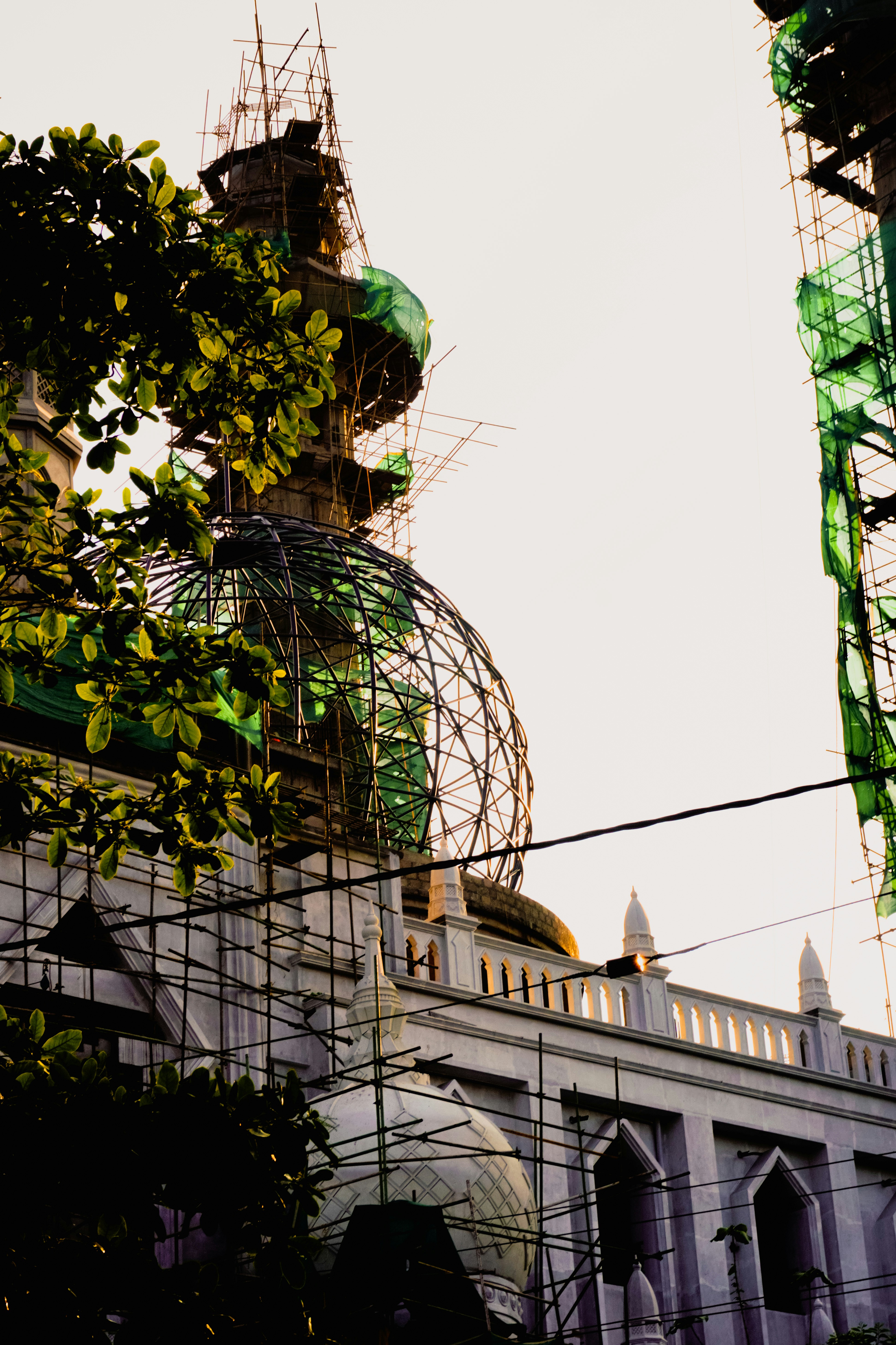 Construction Dome: A Dome Under Wraps in Crisscrossed Scaffolding