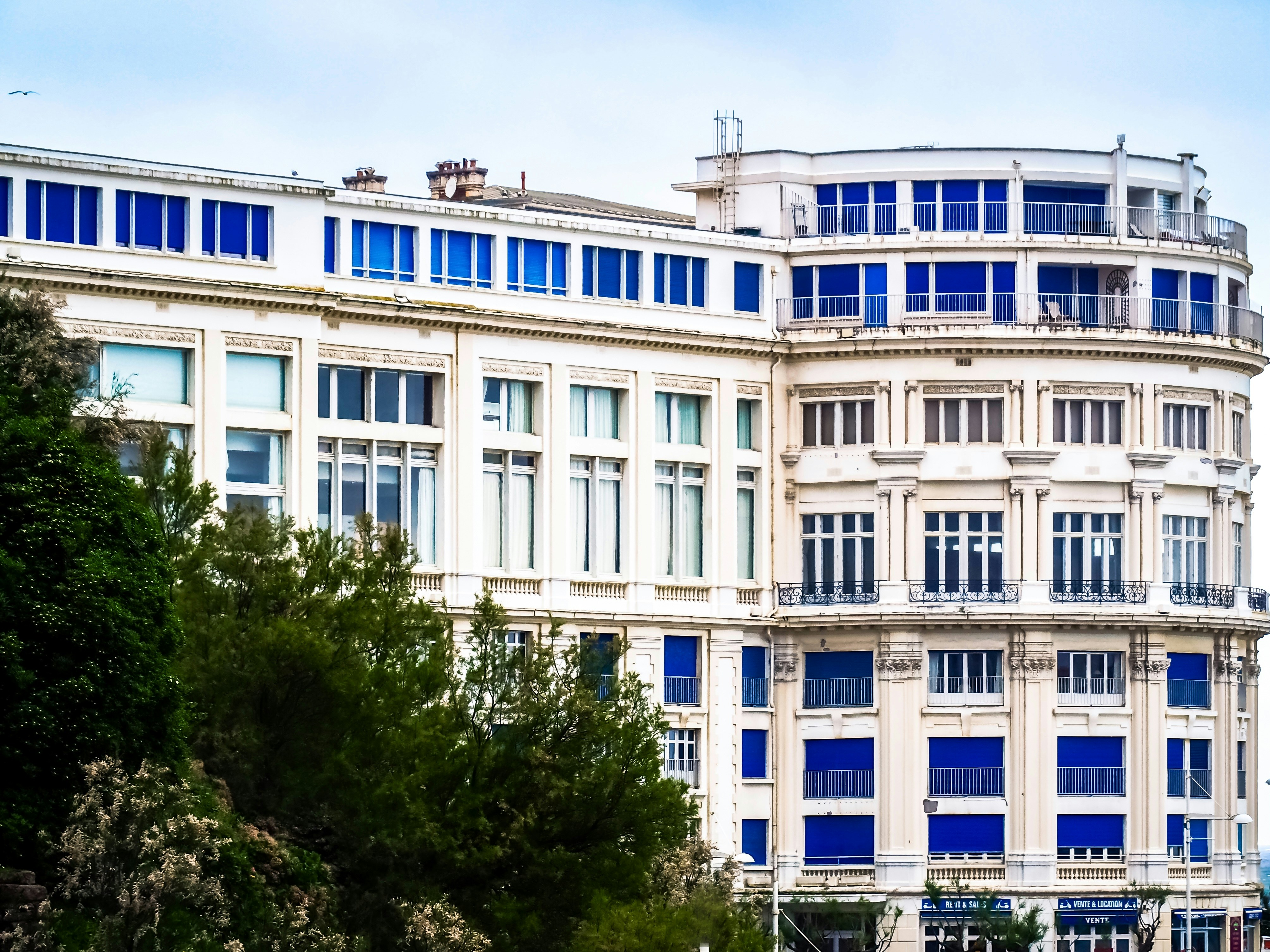 Art Deco Facade with Classic Bay Windows on a Sunlit City Block