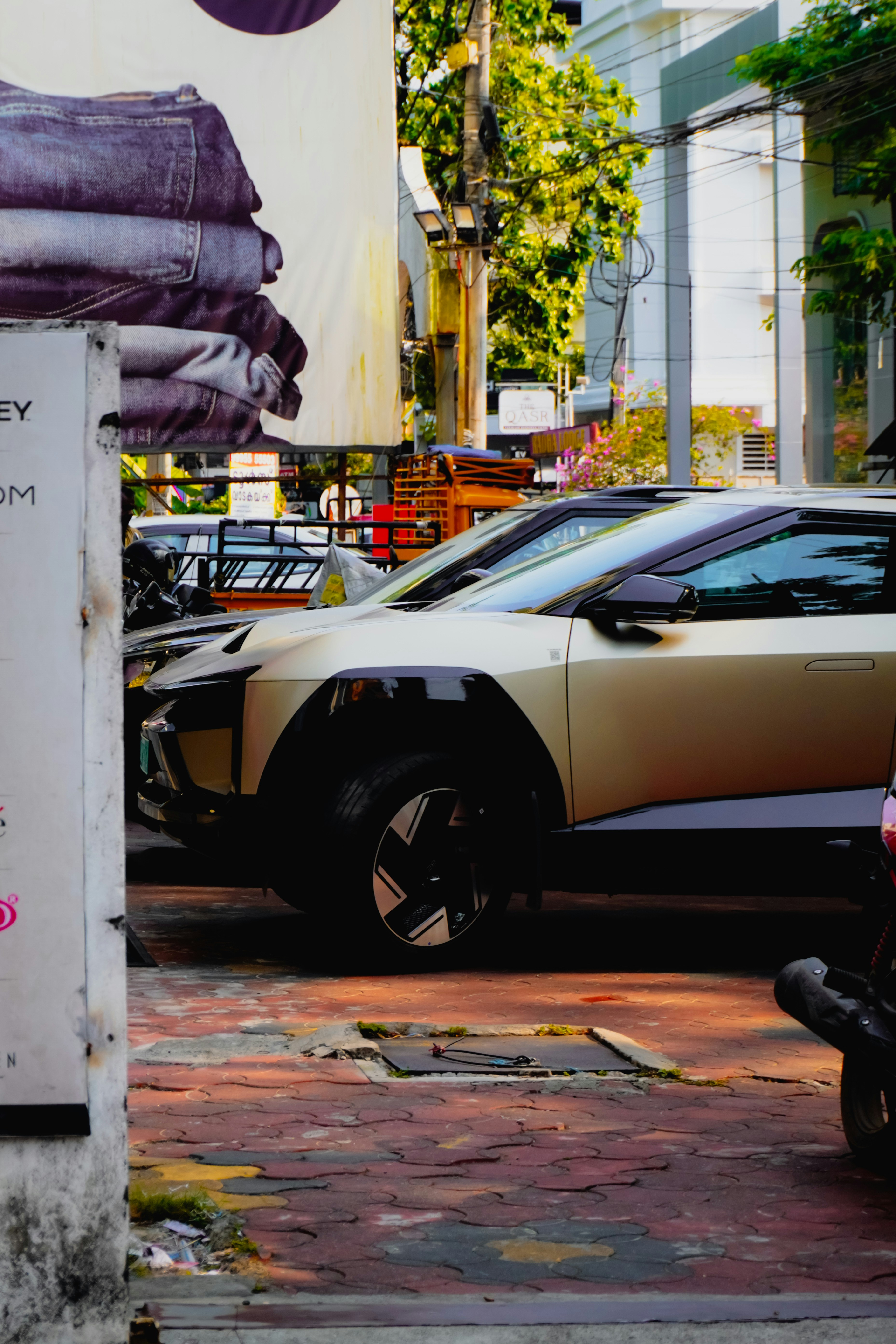 Citystreet Phantom in a Gleaming SUV
