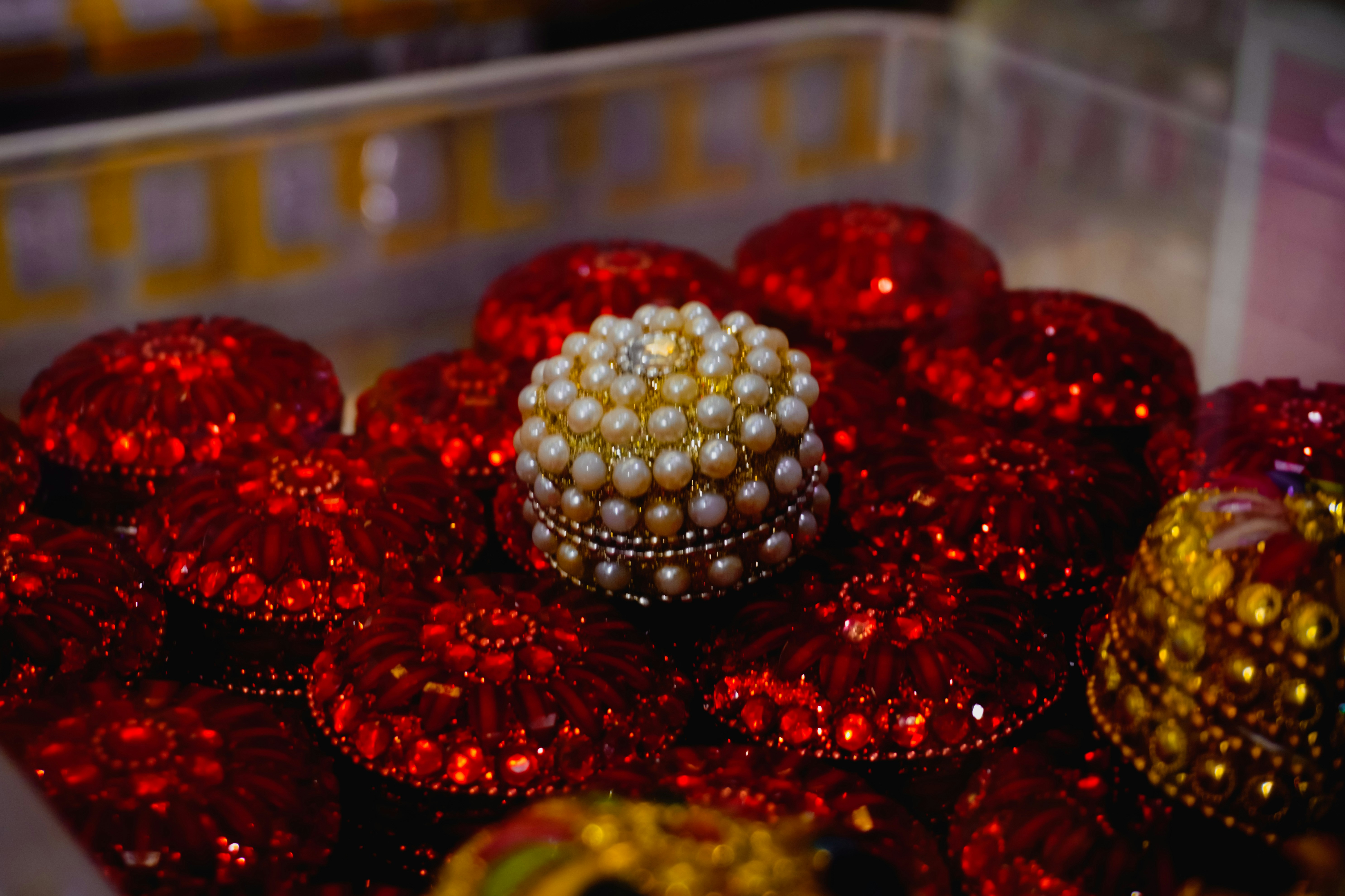 Pearl-studded Cube: A Shiny Crown among Red Discs