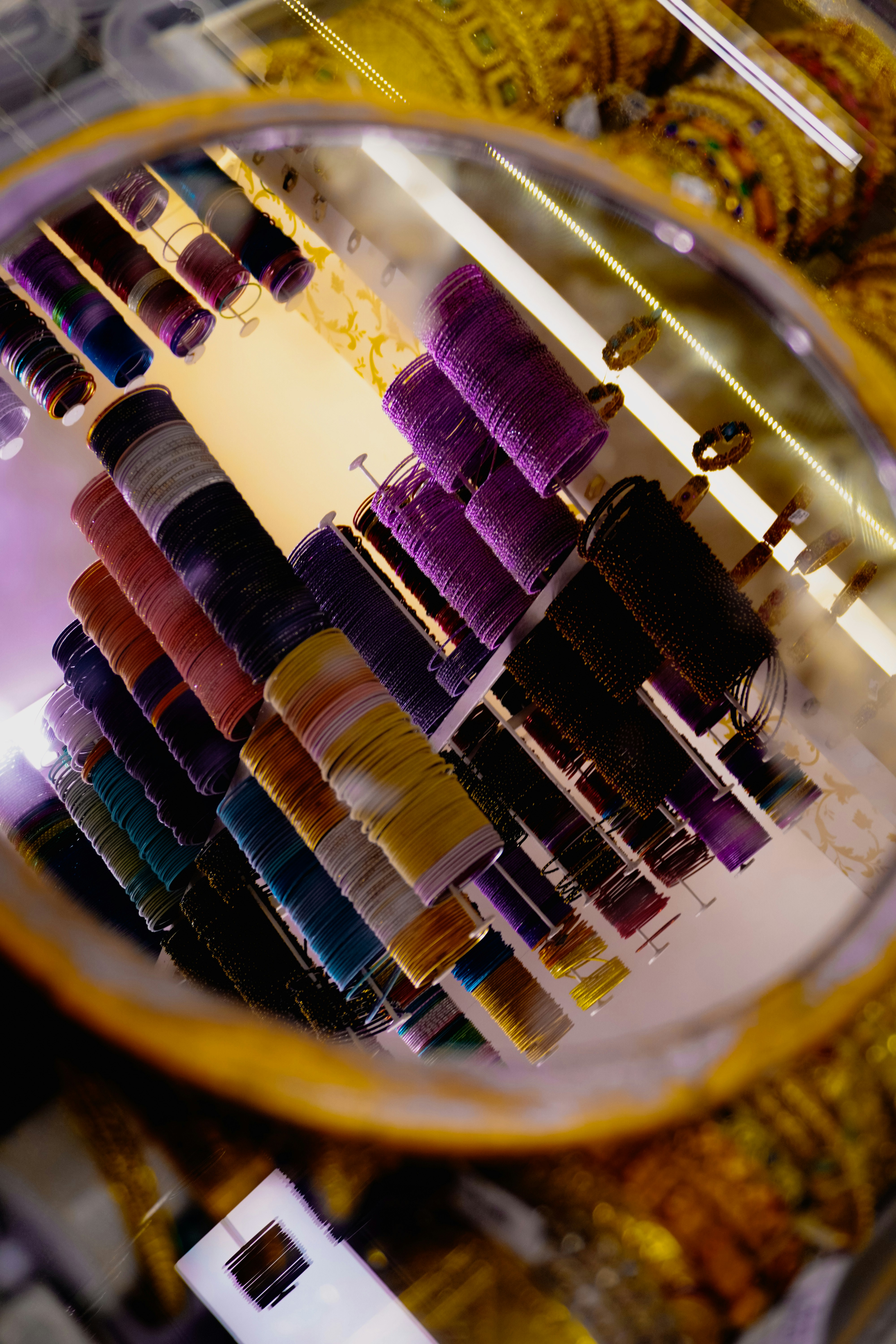 Circular Mirage: Threads Reflected in a Looming Lens