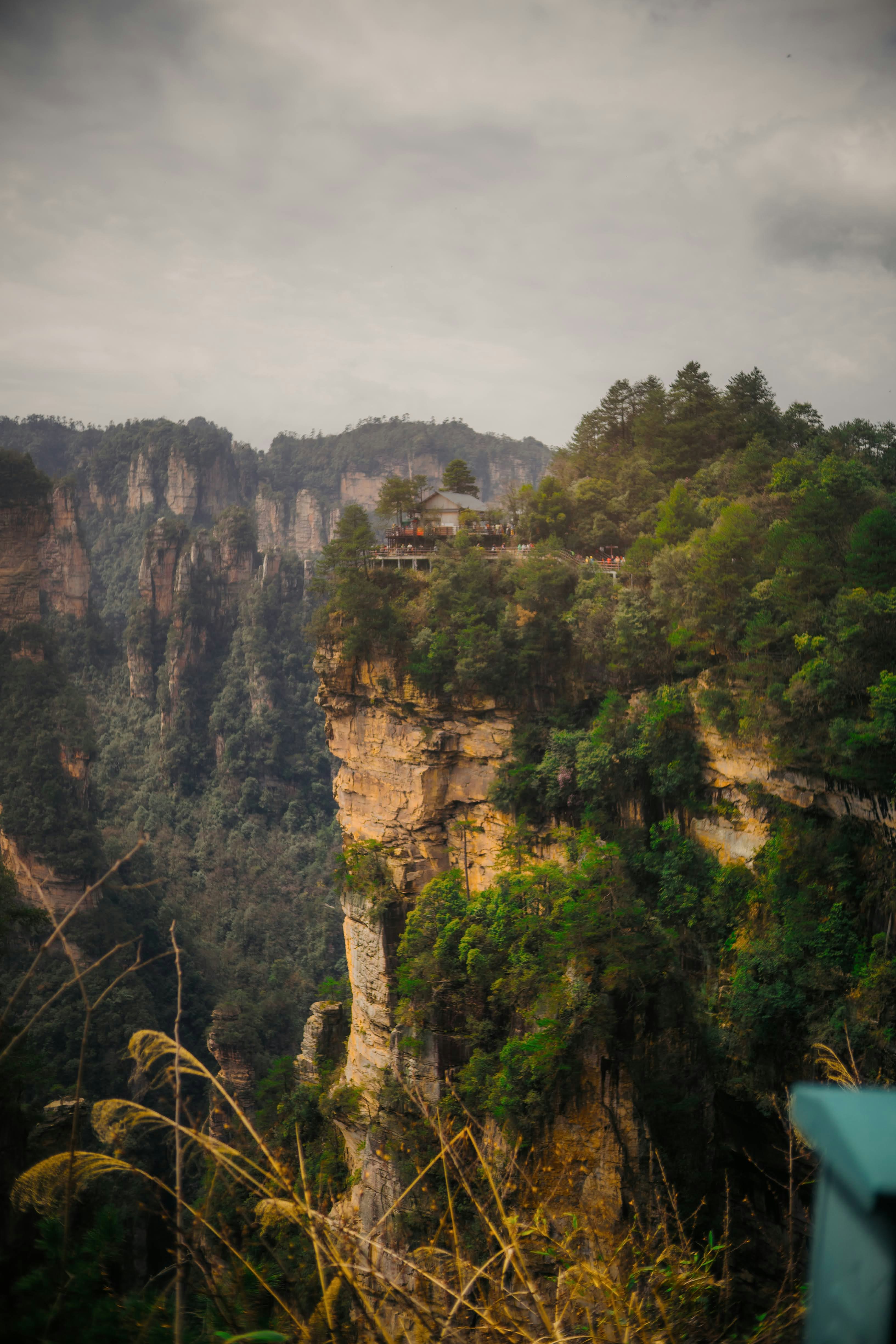 Cliffside Retreat: A Casa on the Canyon's Edge