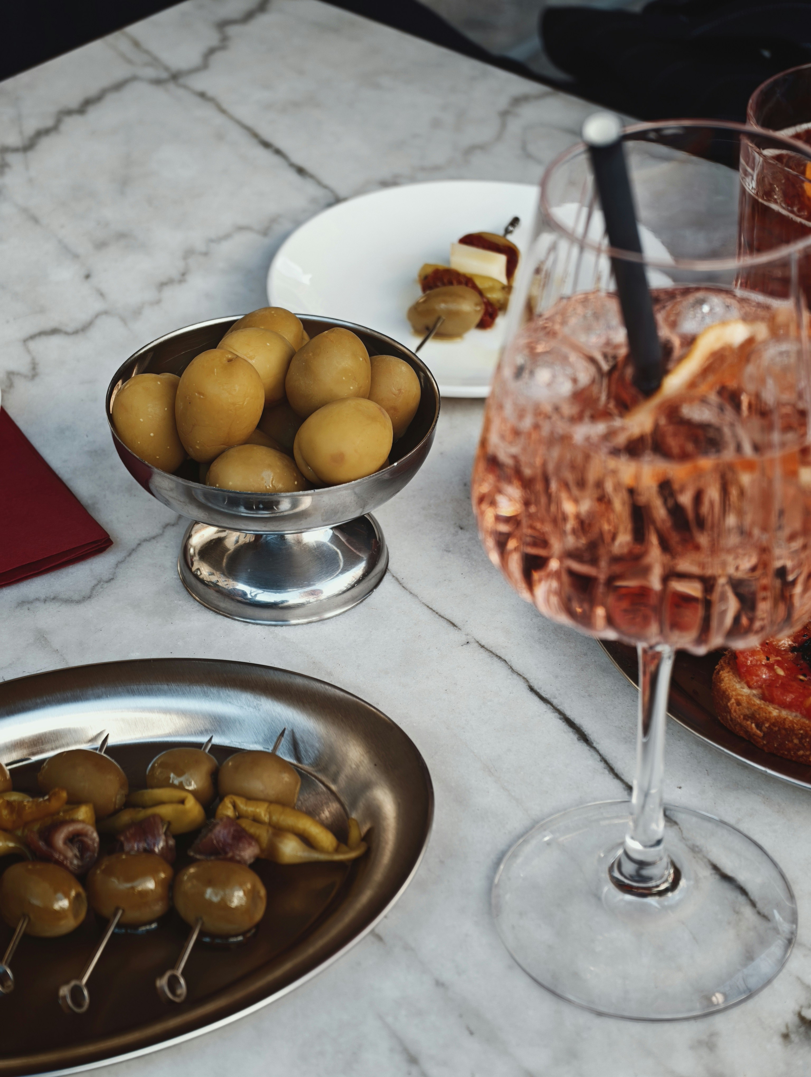 Olives in Silver: an intimate bite at a marble-table soirée
