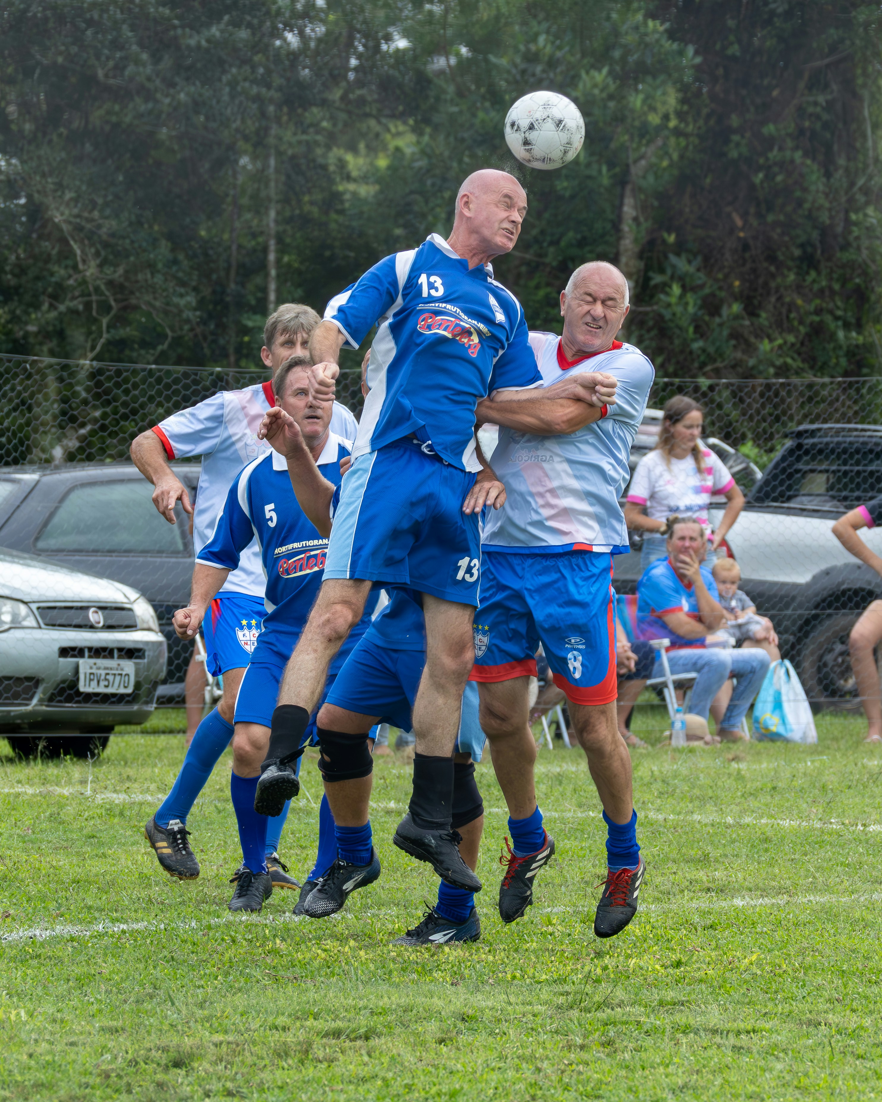 Midair Scramble: The Ball Crowned by a Leaping Headline Moment