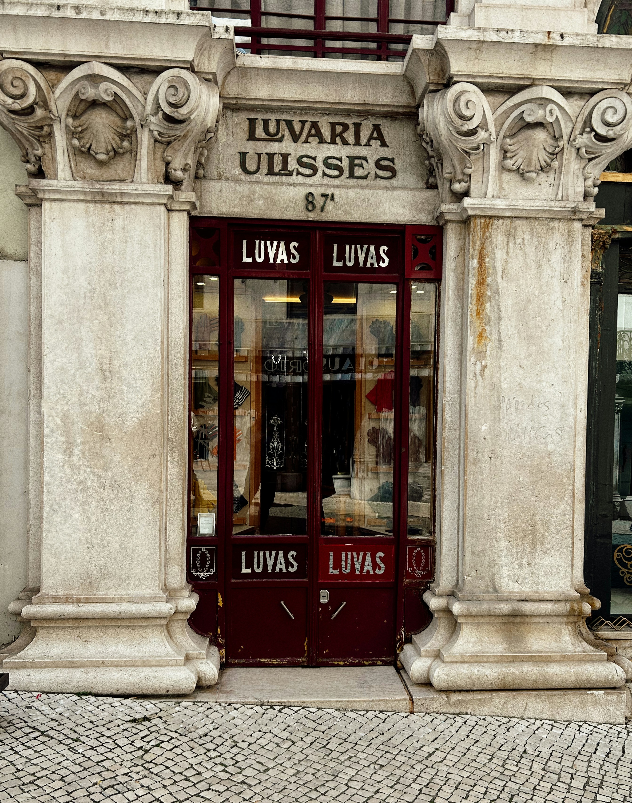 Stone Archway Café: Vintage Facade Framed by Sculpted Columns