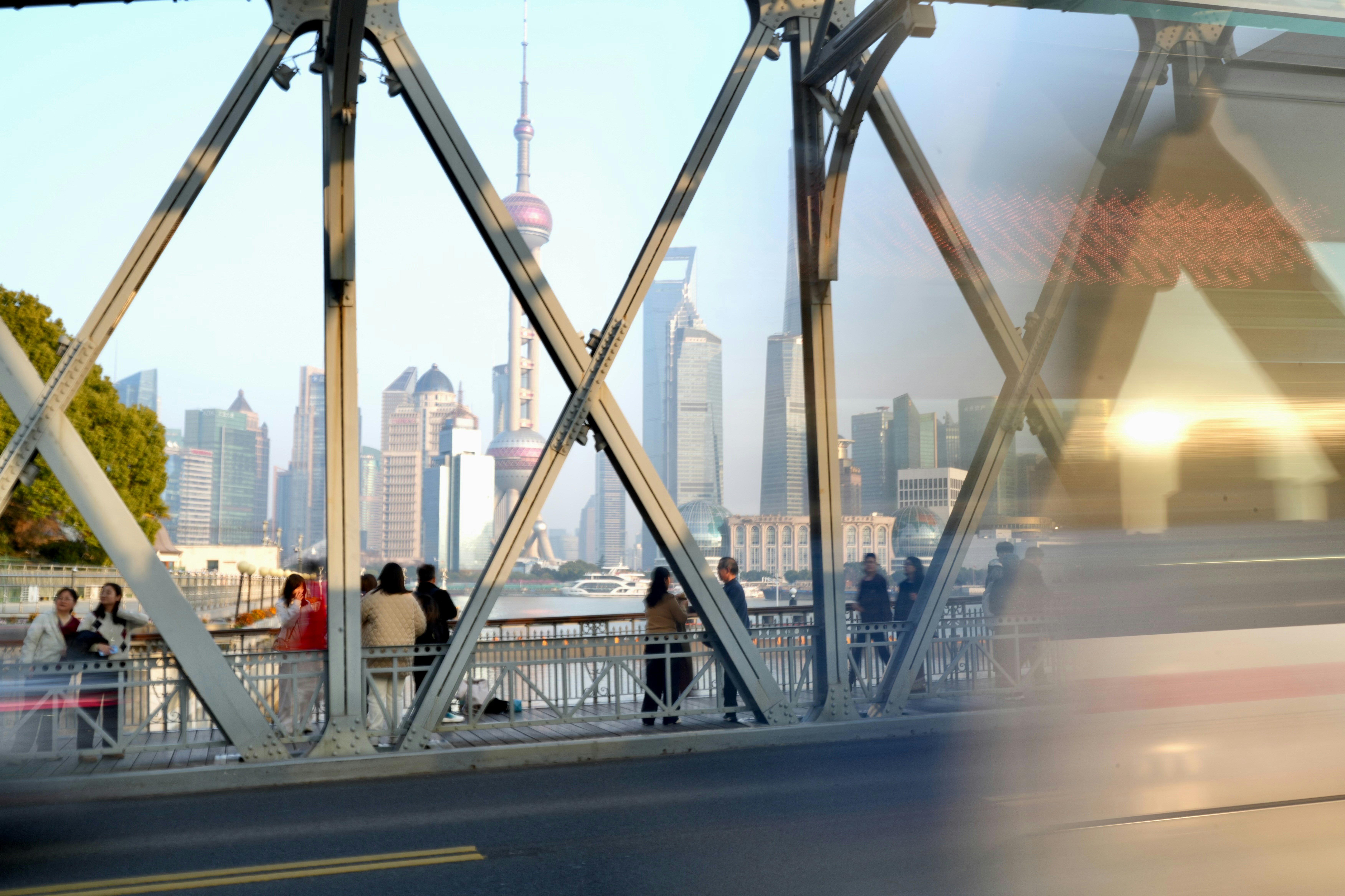 Cityscape through the crossing: a motion-filled bridge frame