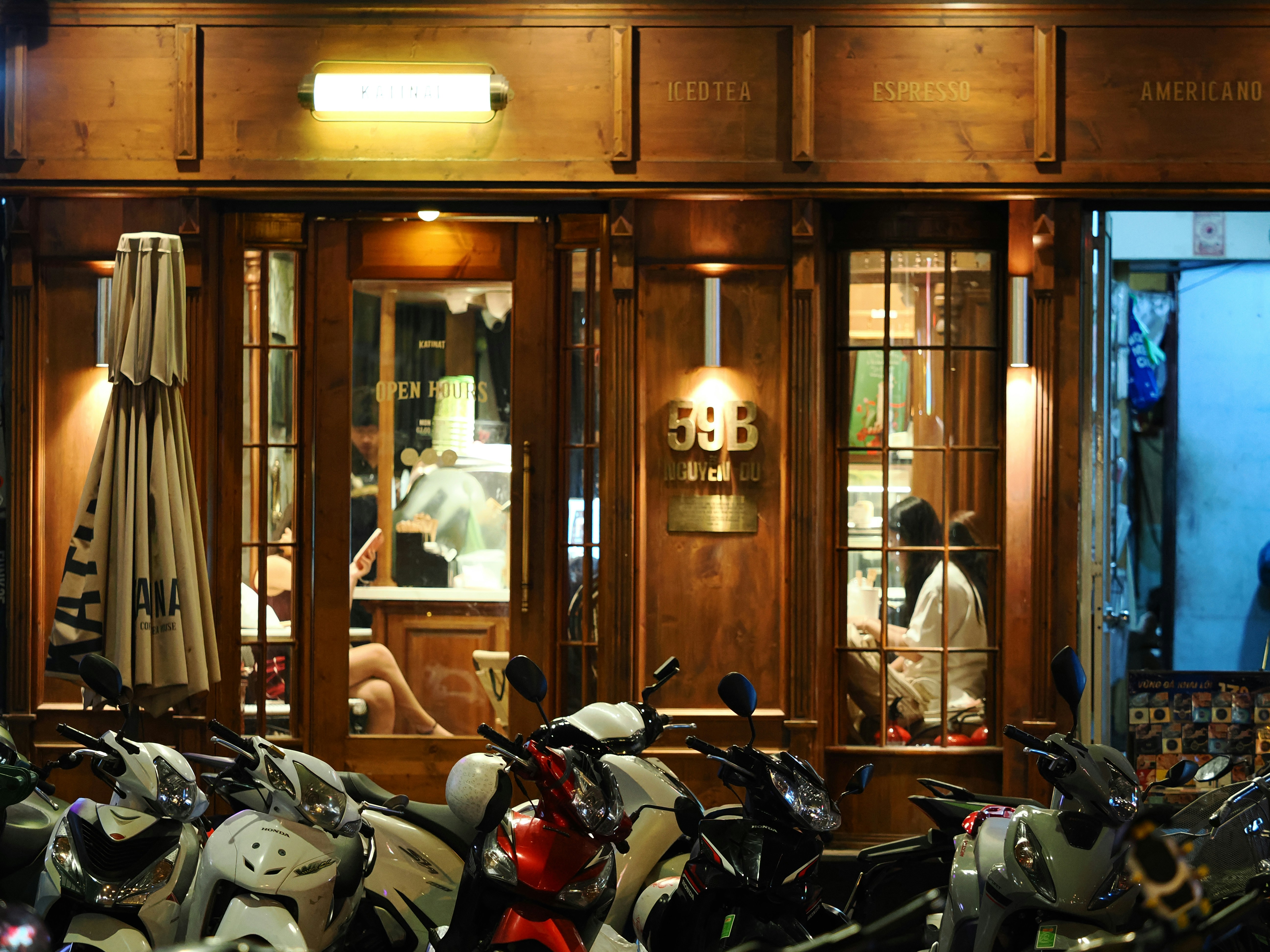 Cafe Facade Glow: Neon & Wood at Dusk