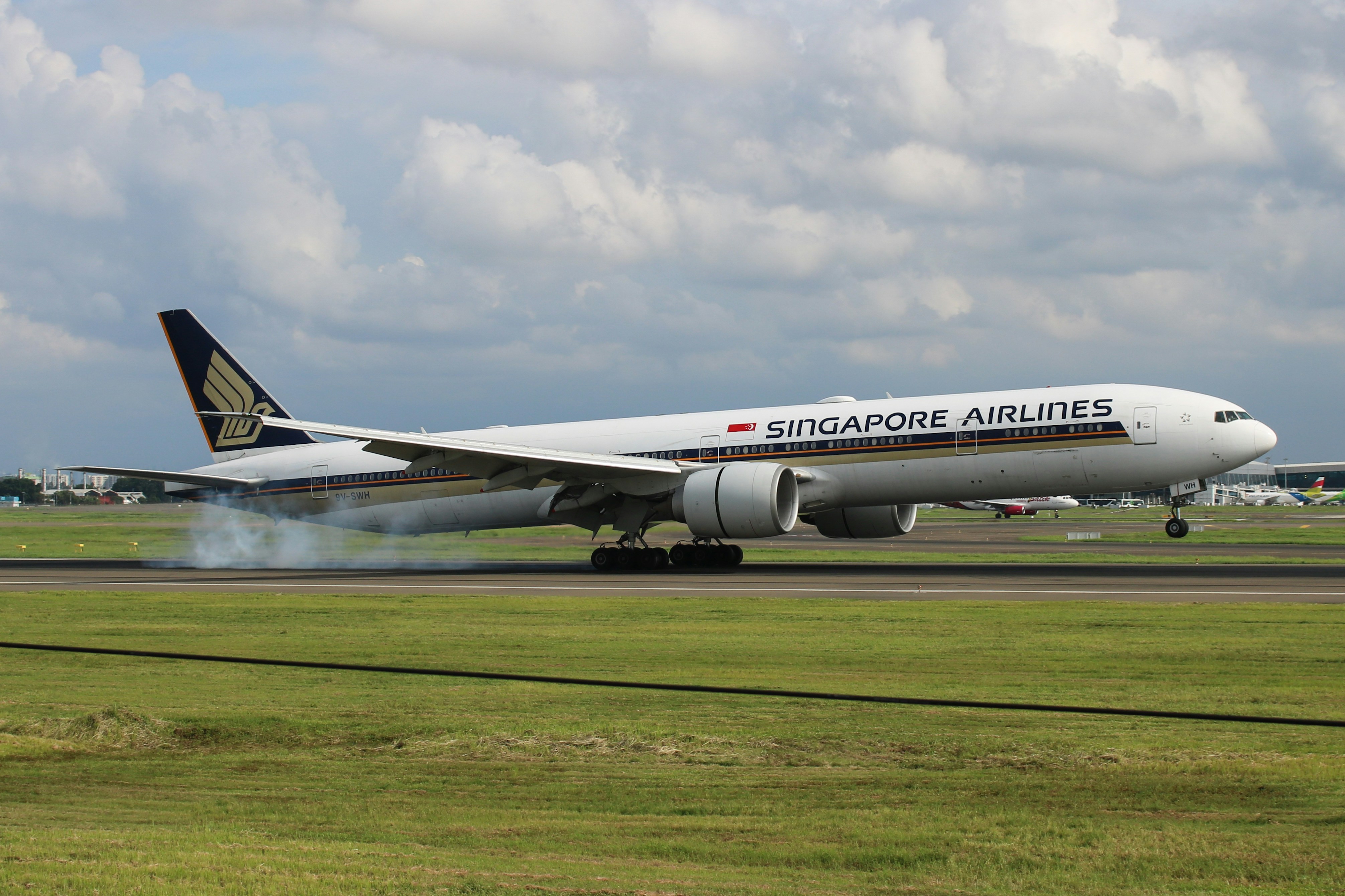 Sapphire Flyer: Singapore Airlines 777 Bares Its Thrust on a Sunlit Tarmac