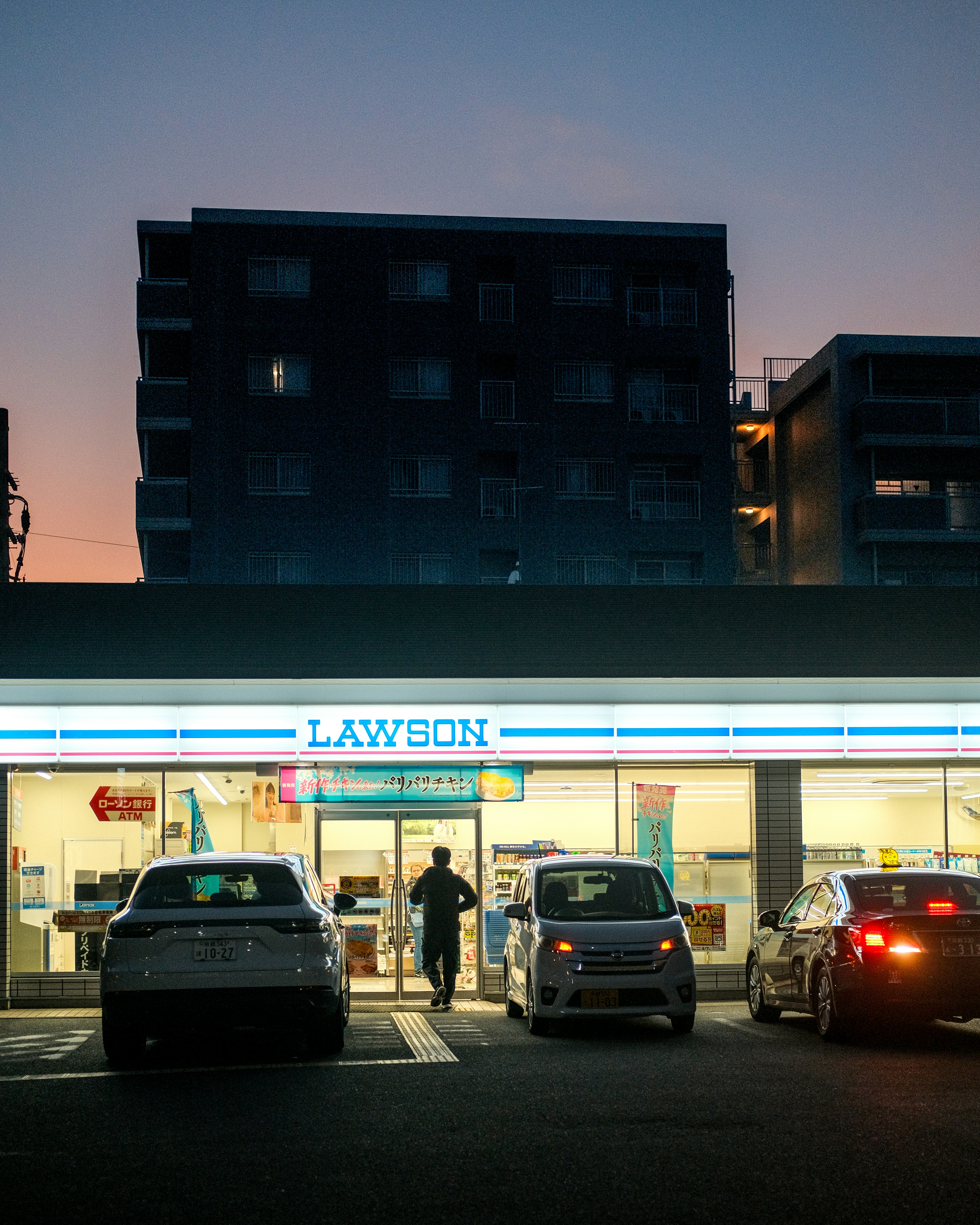 Neon‑Blue Lawson at Dusk: A Quiet Pedestrian Moment in the Parking Lot