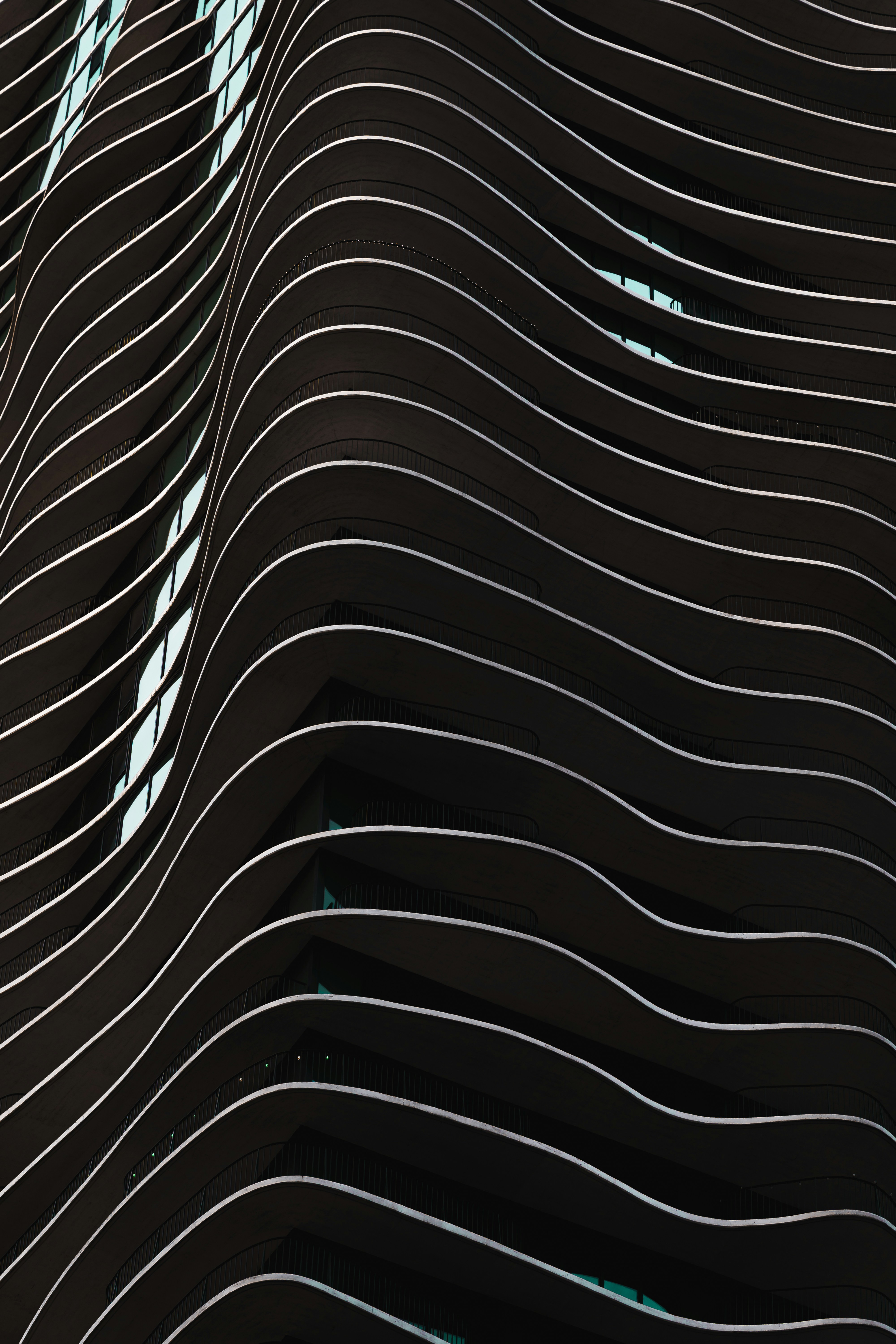 Wavy facades: an ocean of stacked curves