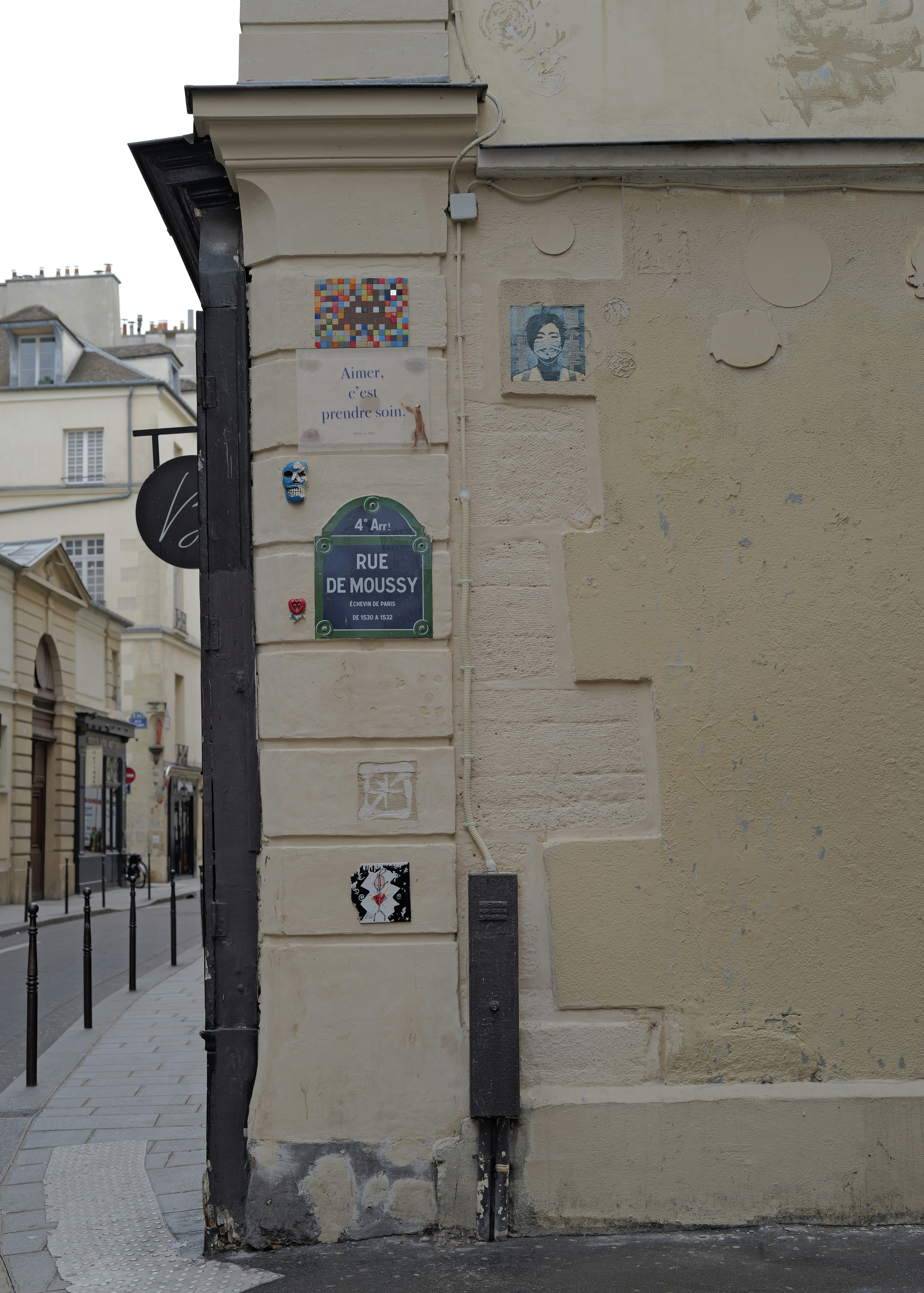 Saint-Marc Street Corner: A Quiet Facade with Signage