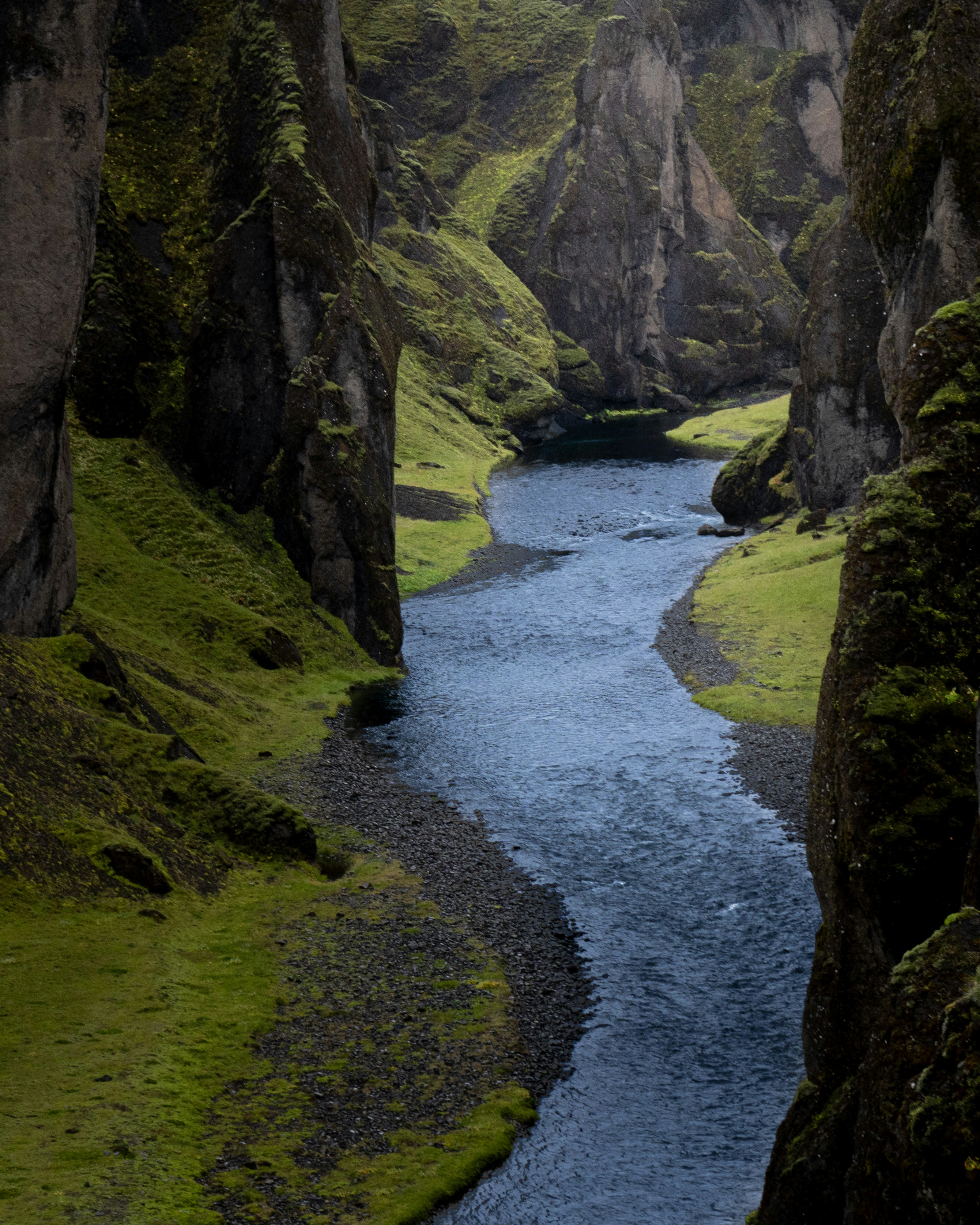 Vered Gorge: A Serpentine River Winding Between Mossy Crevasses