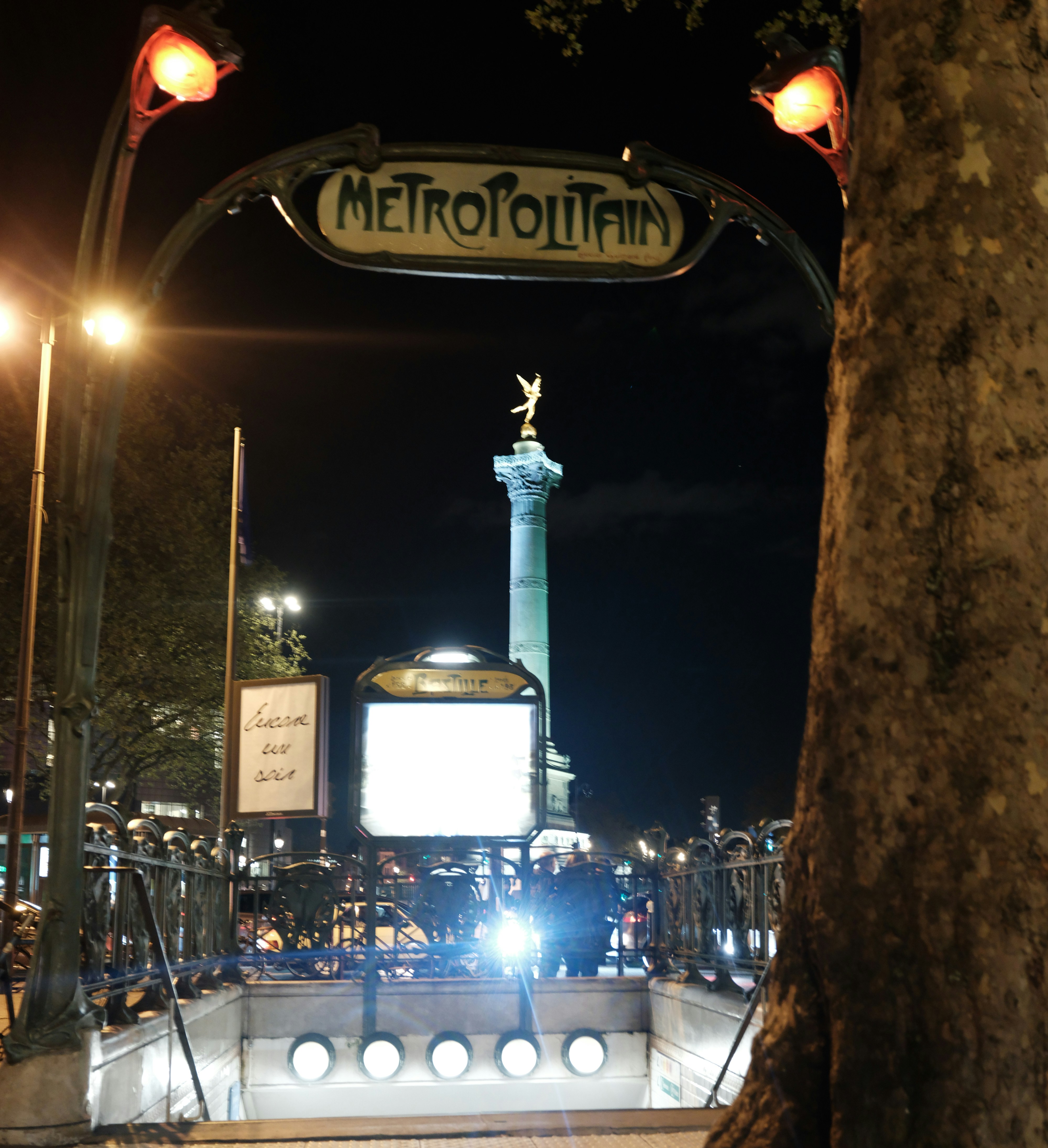 Metropolis Gate at Night: Statue Spotlight Beyond the Arch
